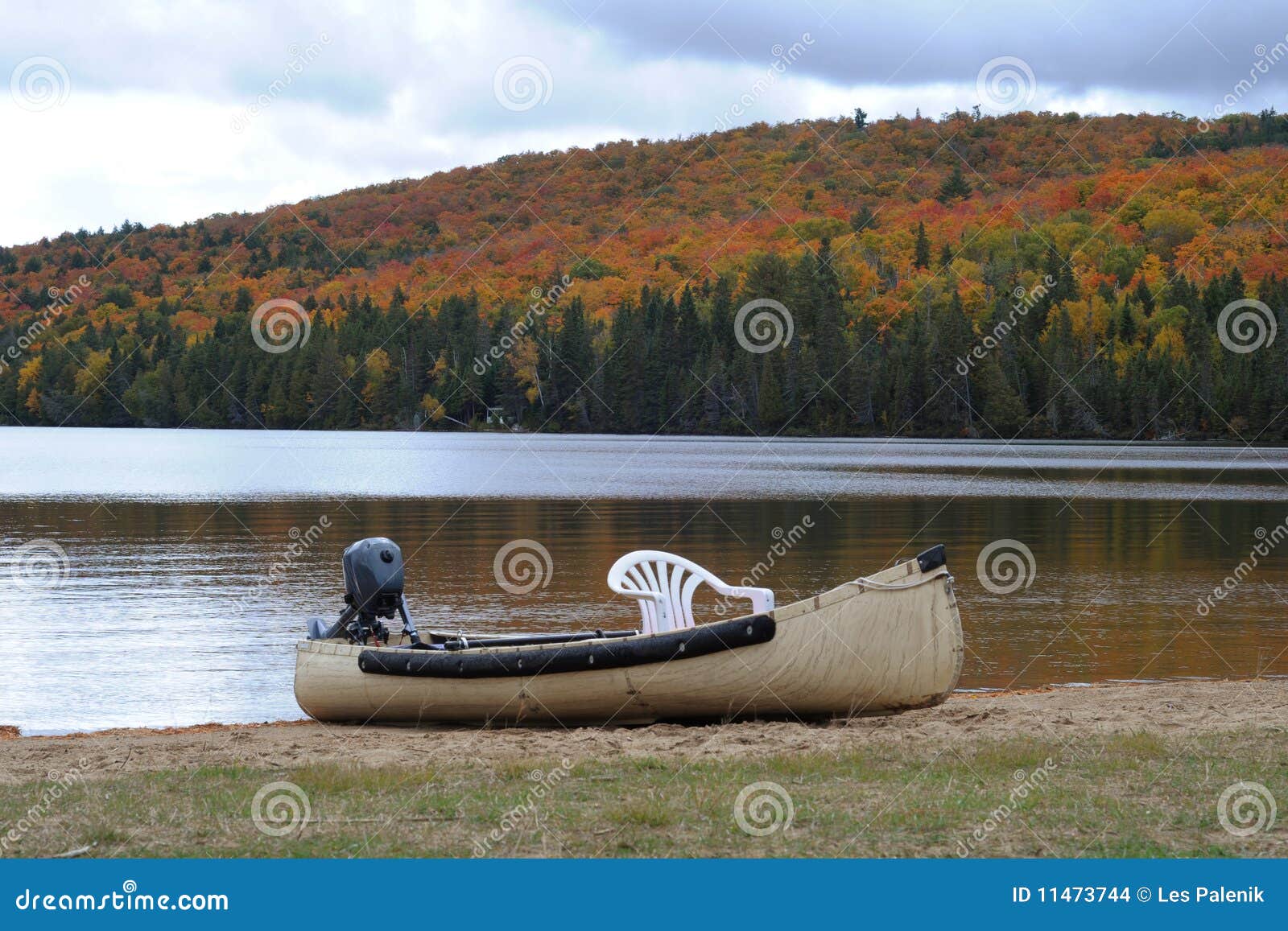 Kanu mit Stuhl und Motor stockfoto. Bild von boot, küste - 11473744