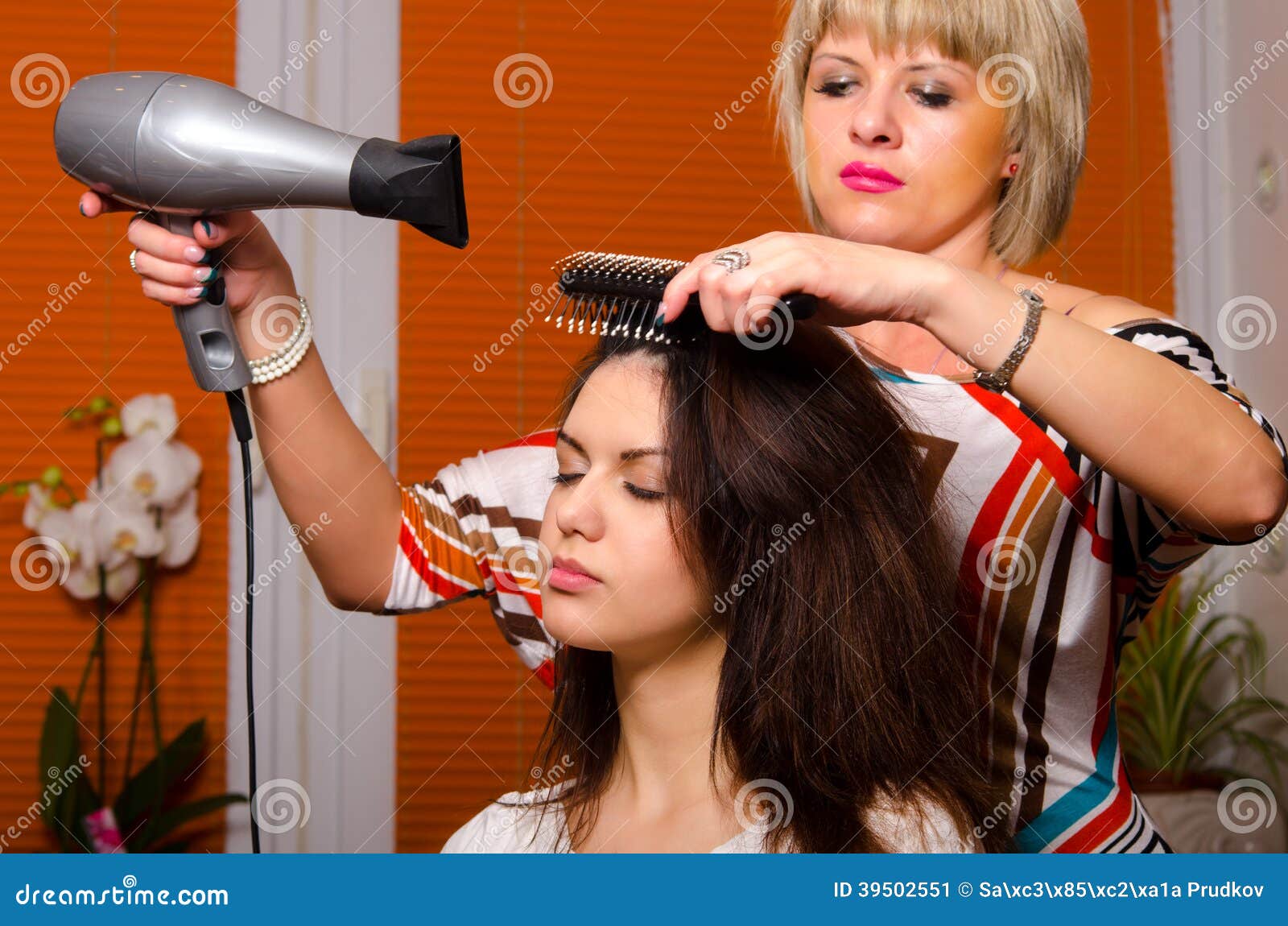 Kapper die haar maken stock afbeelding. Image of geluk - 39502551