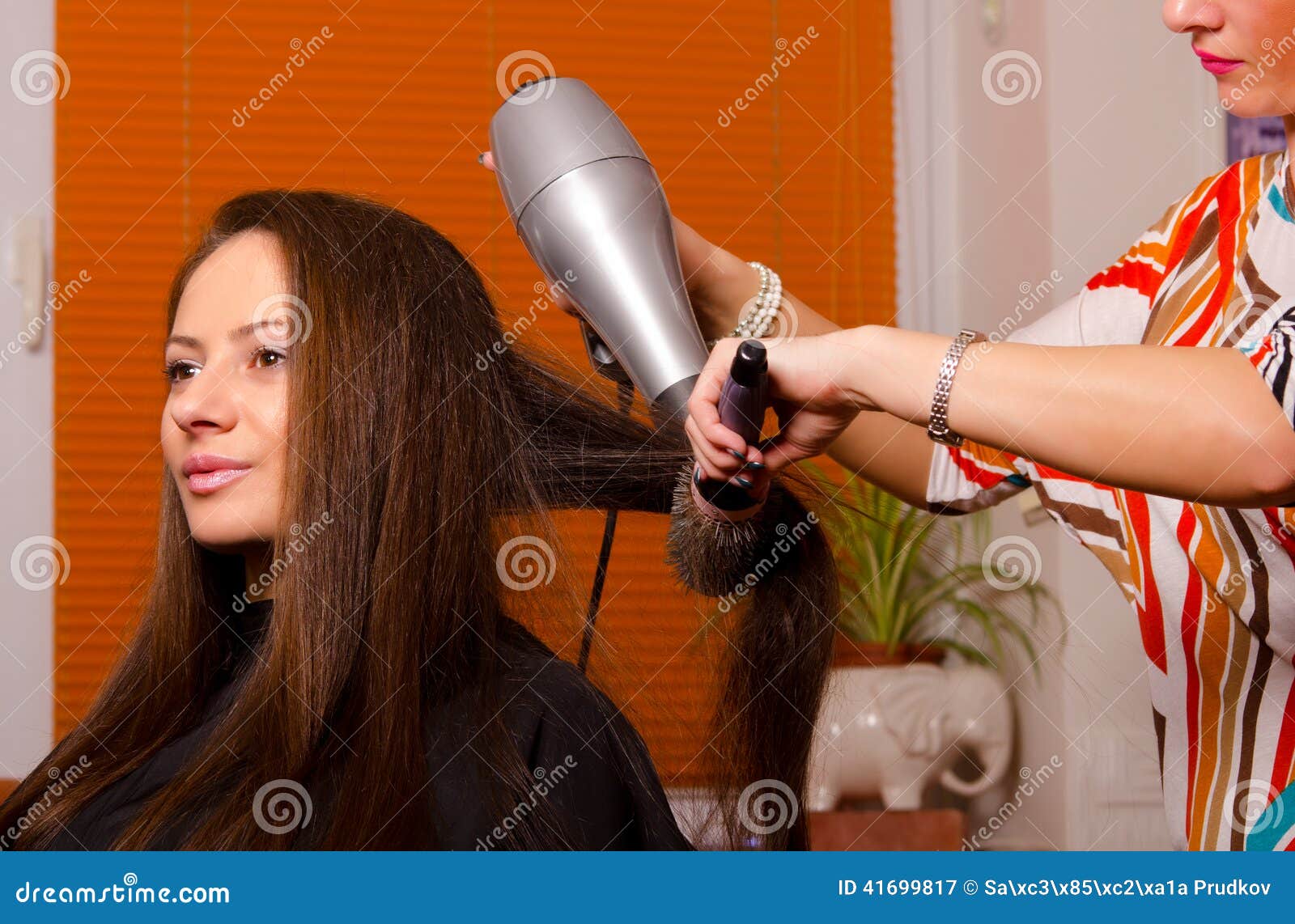 Kapper Die Haar Van Mooi Meisje Maakt Stock Afbeelding - Image of bloem ...