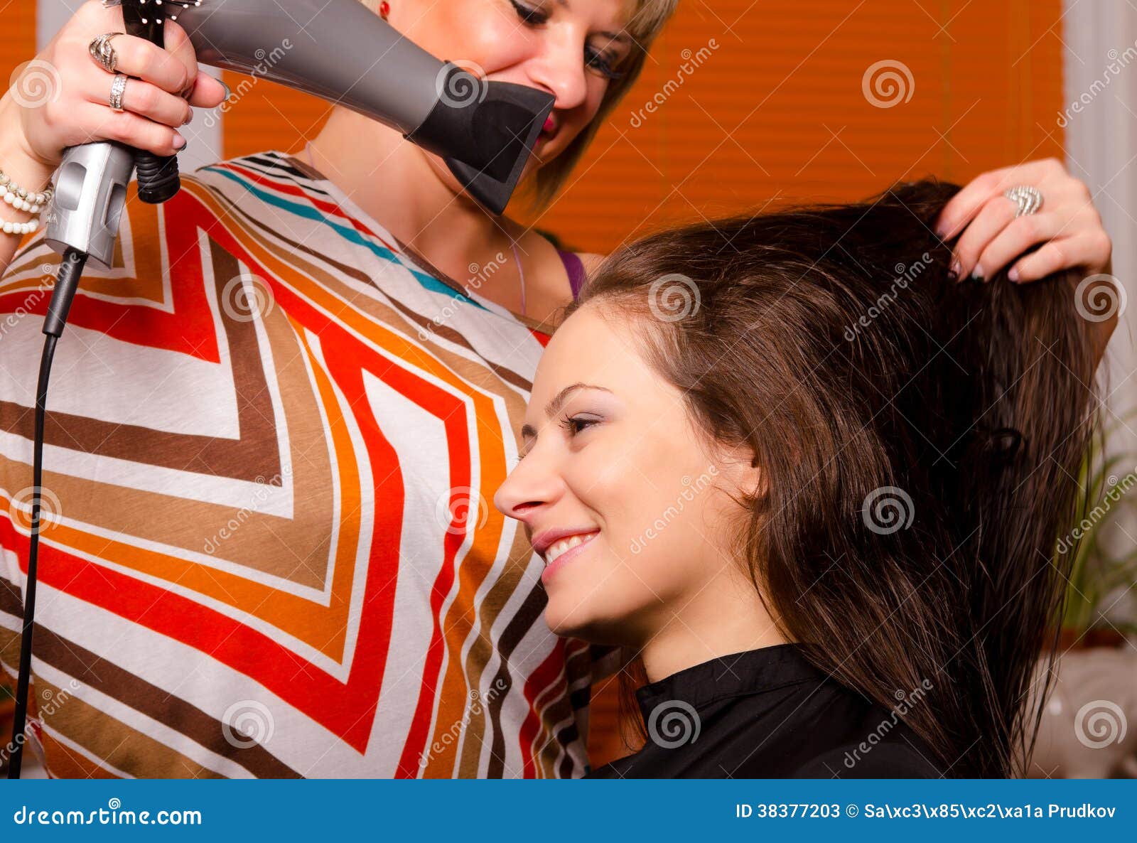 Kapper Die Haar Van Mooi Meisje Maken Stock Afbeelding - Image of ...