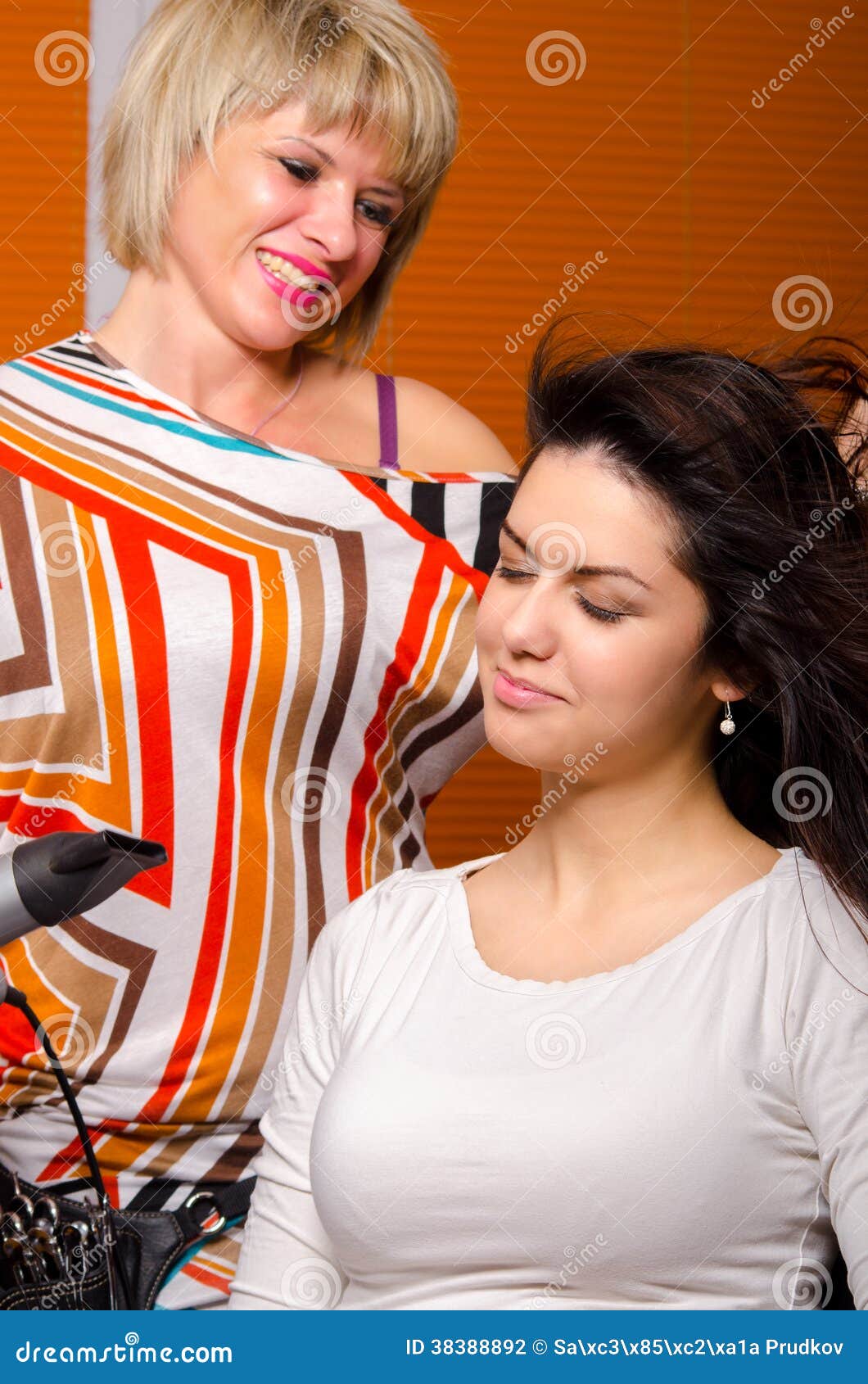 Kapper Die Haar Van Mooi Meisje Maken Stock Foto - Image of bloem, pret ...