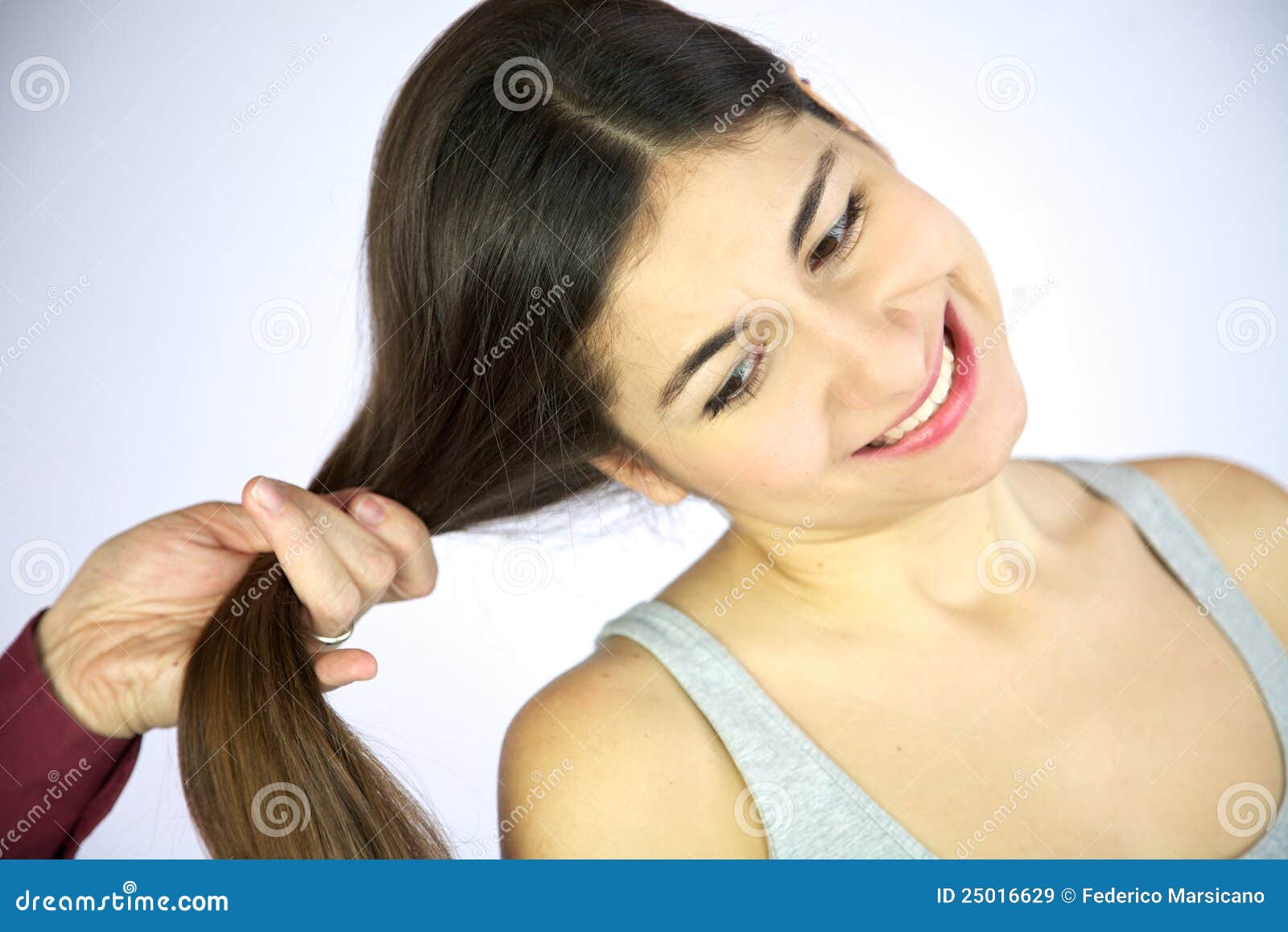 Kapper Die Lang Haar Van Vrouwelijk Model Borstelt Stock Afbeelding ...