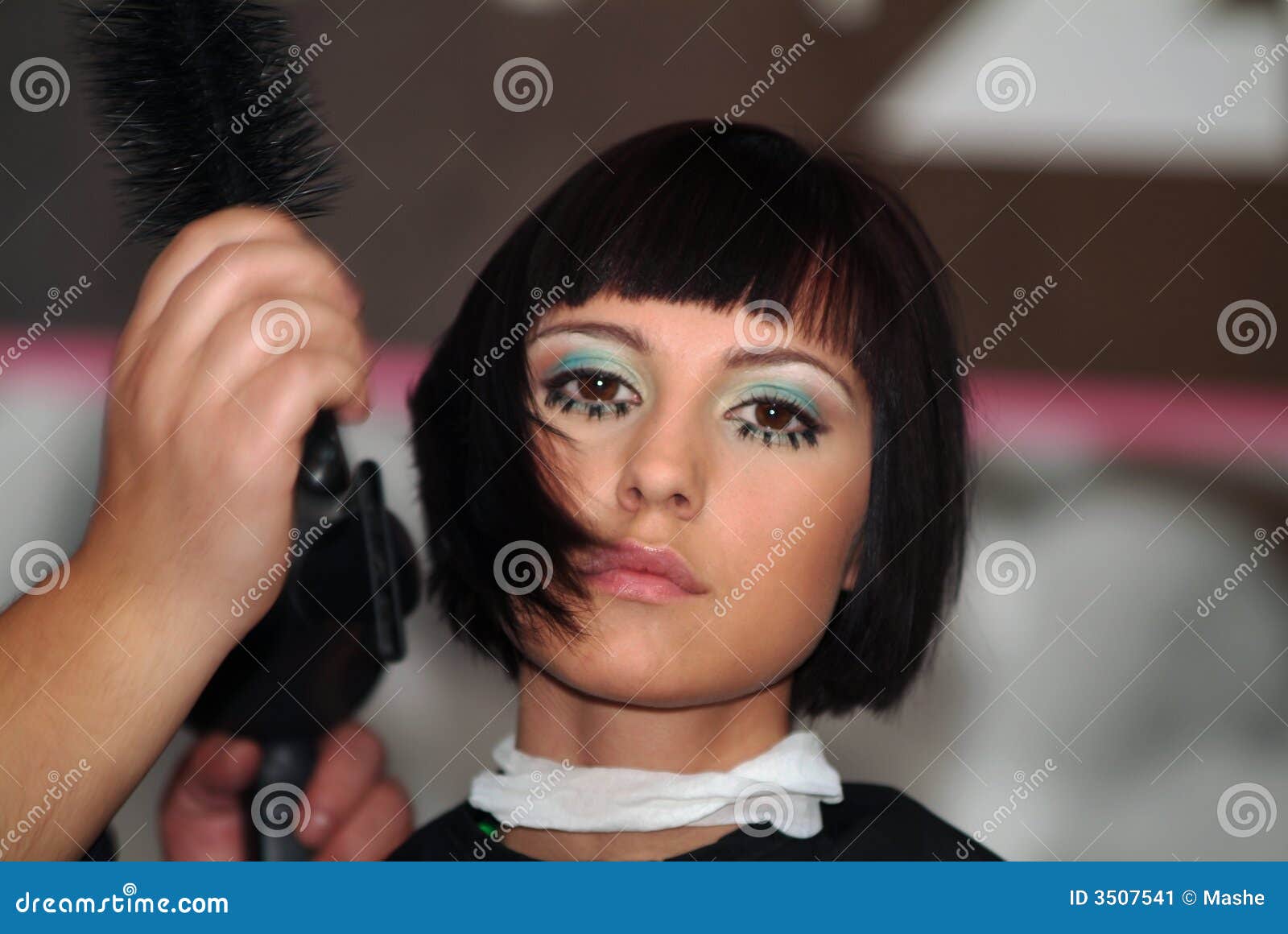 Kapper (kapper) met model stock afbeelding. Image of genieten - 3507541