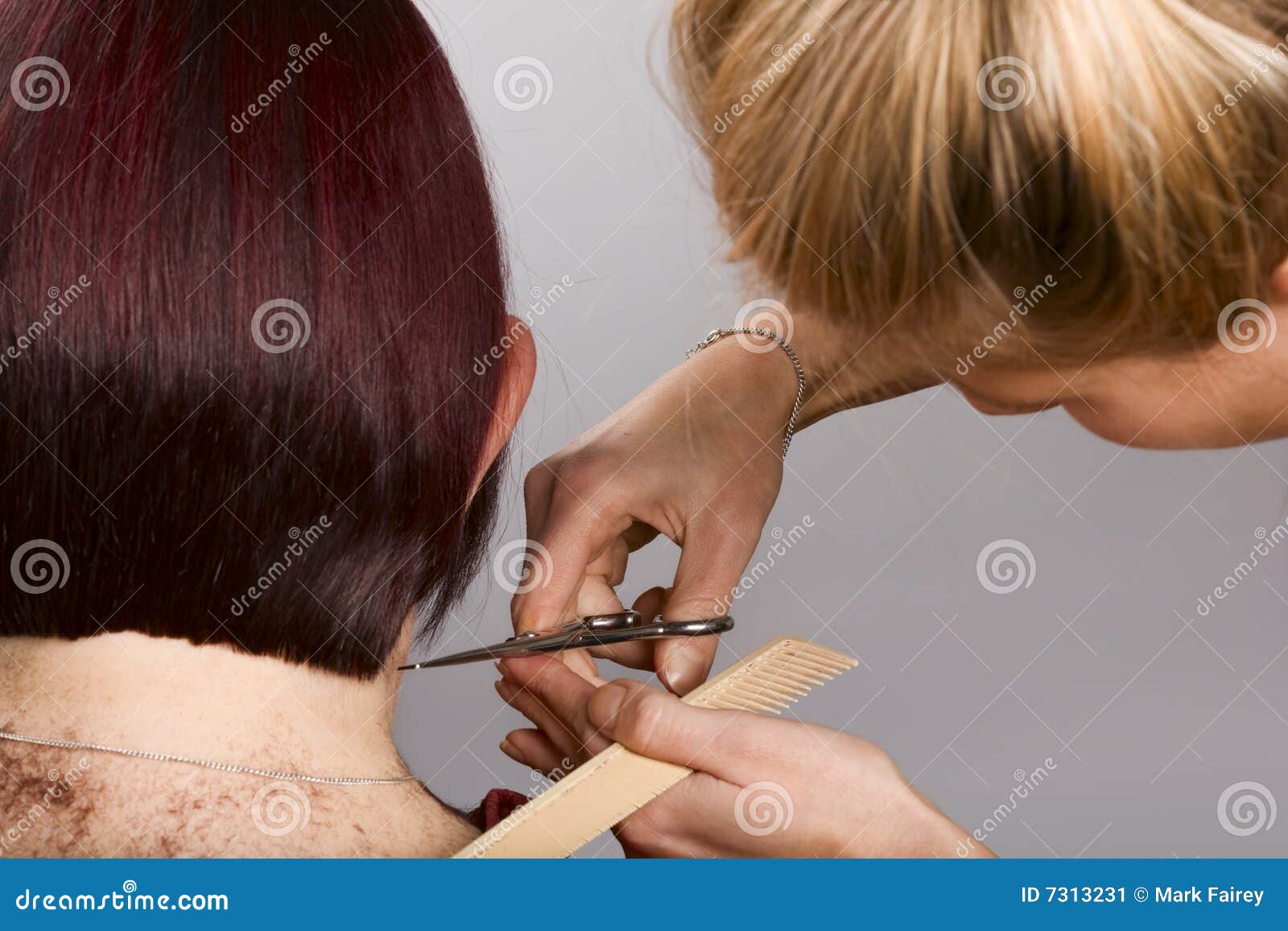 Kapper op het werk stock afbeelding. Image of schaar, kleur - 7313231