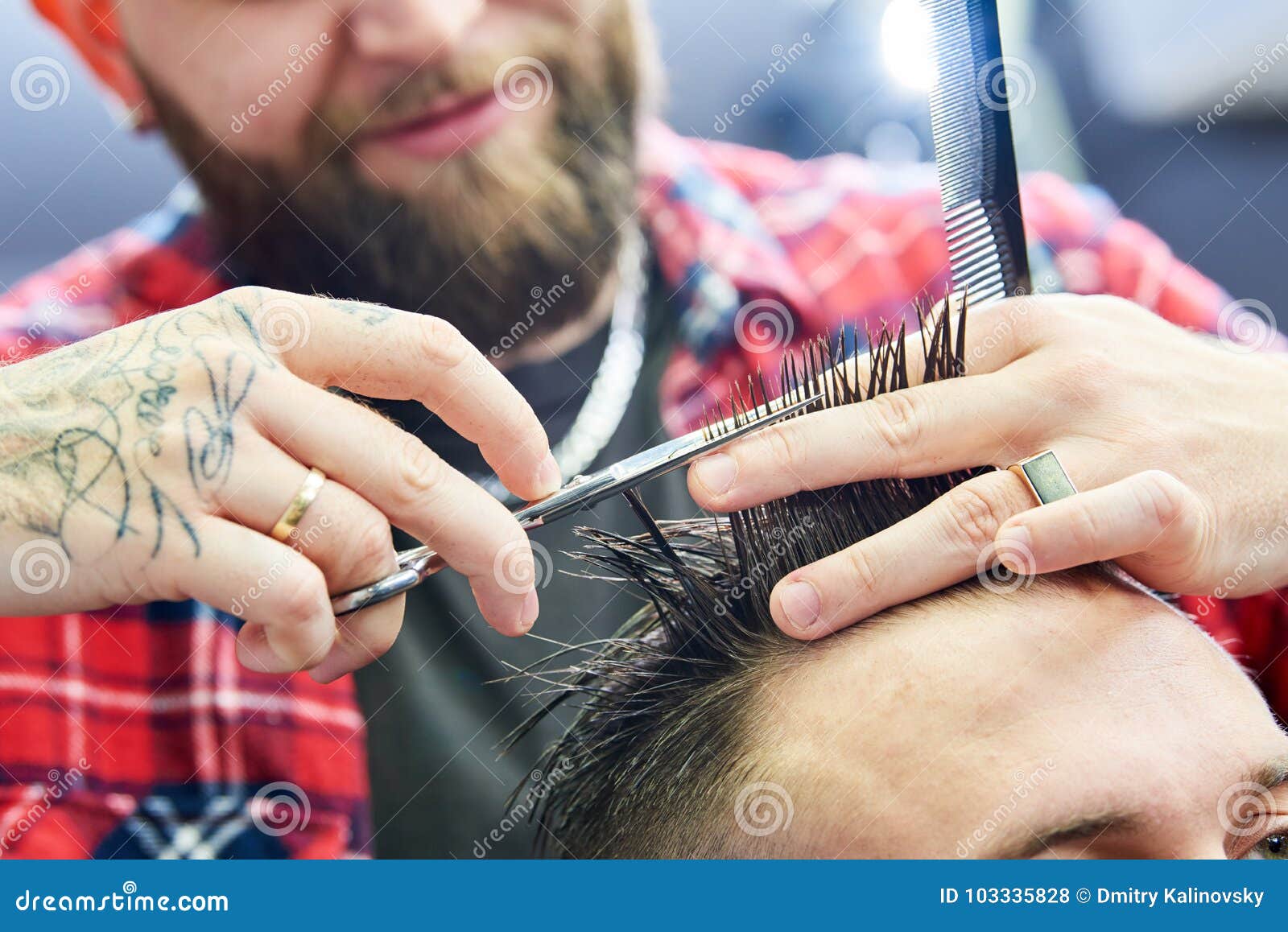 Kapper Op Het Werk Kapper Scherp Haar Van Cliënt Stock Foto - Image of ...