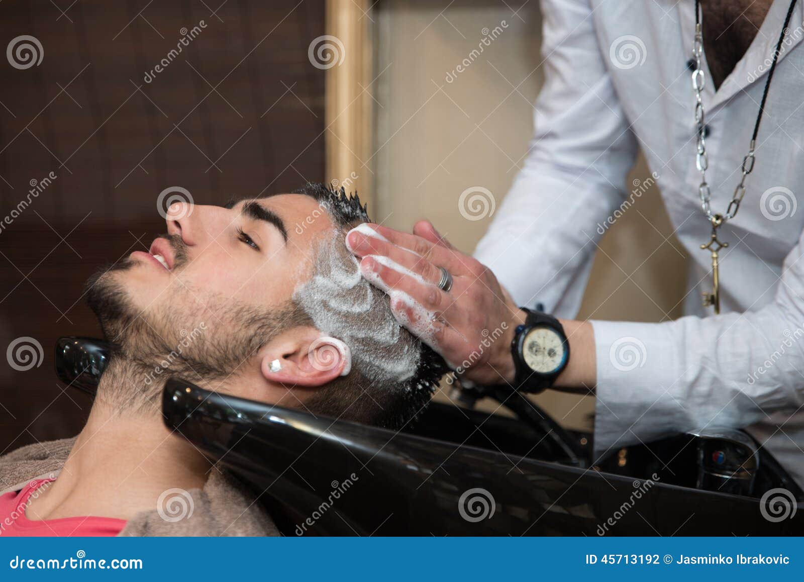 Kapper Washing Man Head in Barber Shop Stock Foto - Image of zaken ...