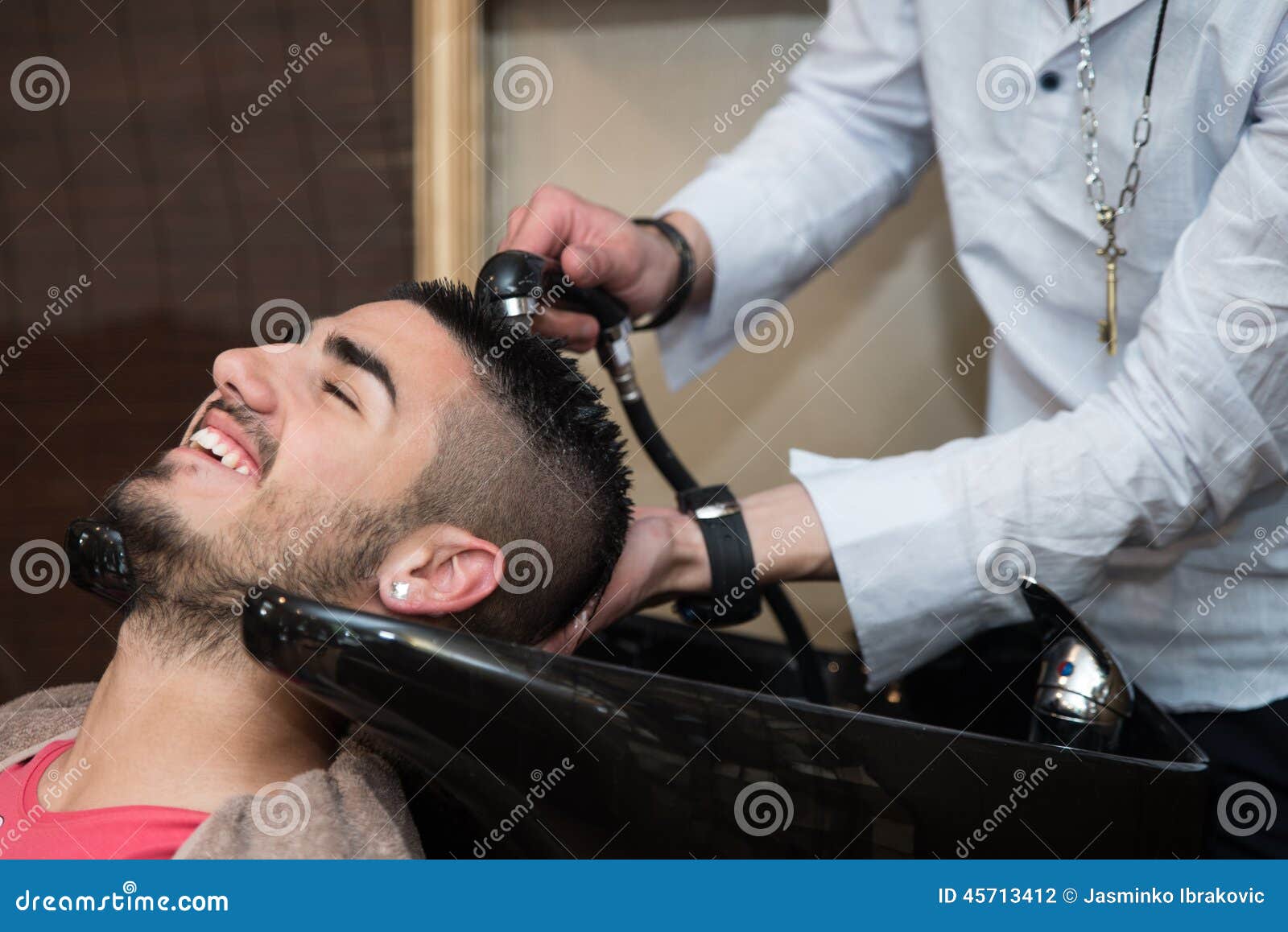 Kapper Washing Man Head in Barber Shop Stock Foto - Image of ...