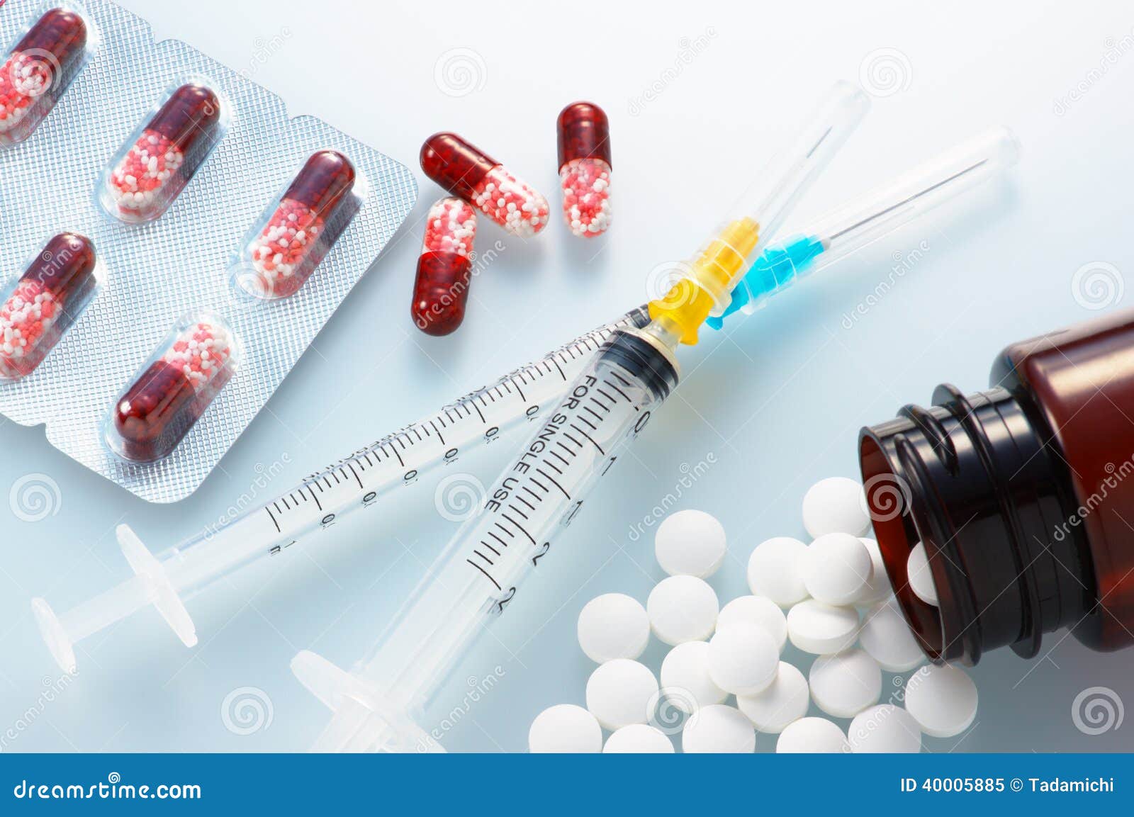 Kapsel, Tablette Und Spritzen Stockbild - Bild von antibiotikum ...