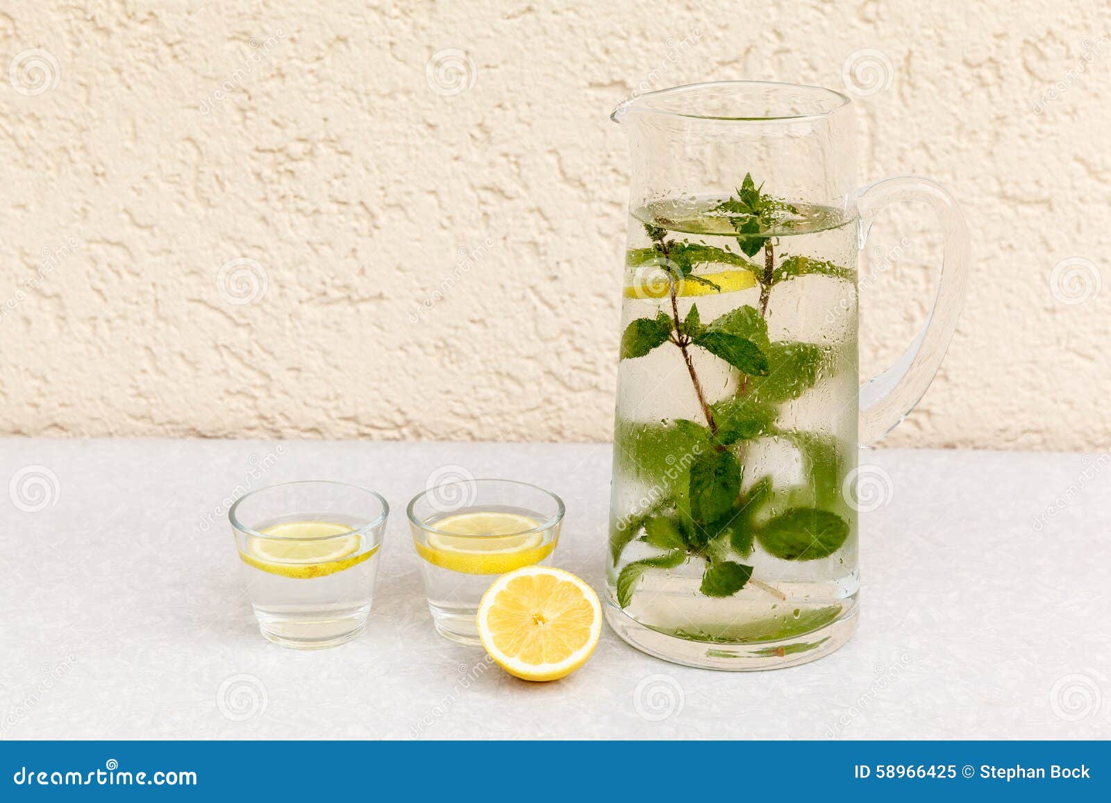 Karaf Met Water, Munt En Citroen Stock Afbeelding - Image of karafel ...