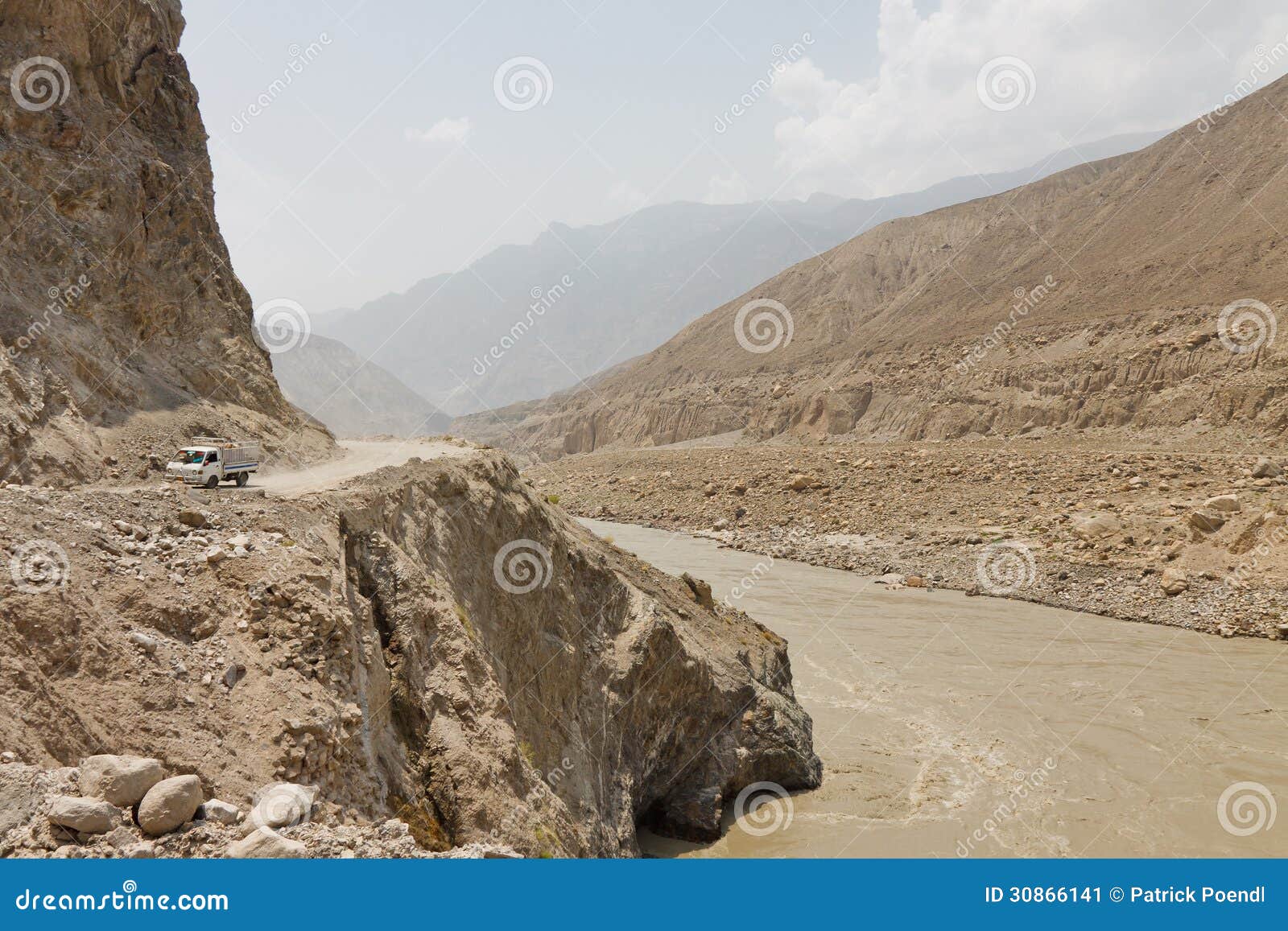 Karakorumweg Langs De Indus-Rivier Stock Afbeelding - Image of water ...