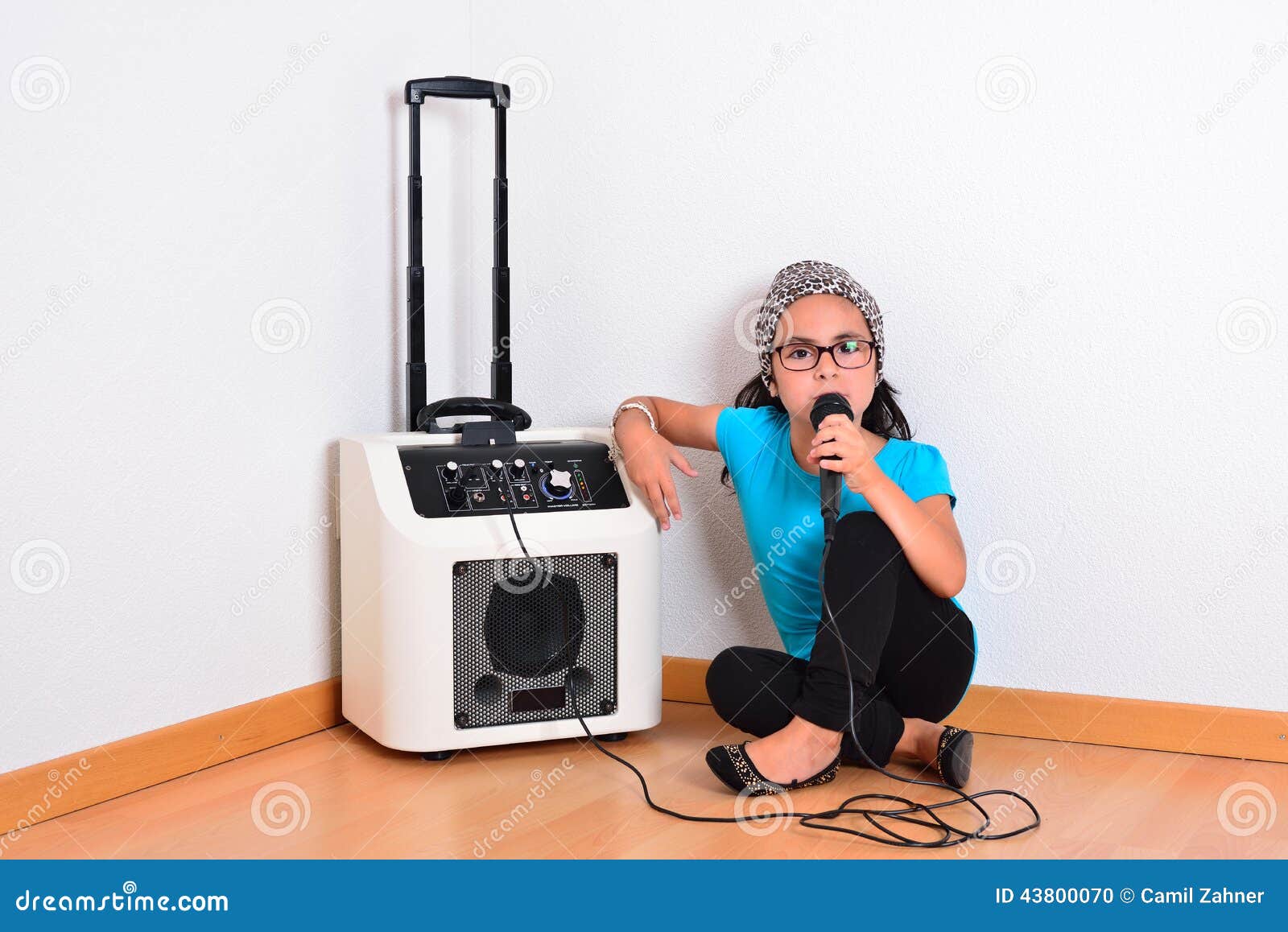 Karaoke Di Canto Della Bambina Fotografia Stock - Immagine di microfono ... Karaoke Di Canto Della Bambina Fotografia Stock - Immagine di microfono ...