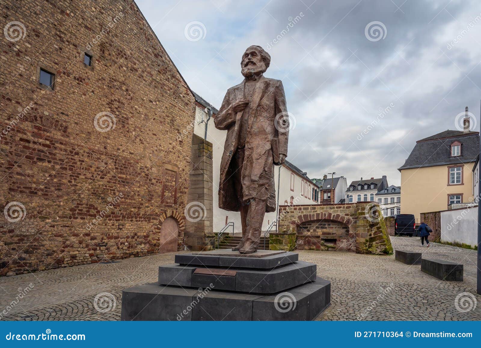 Karl Marx Statue - Trier, Germany Editorial Stock Image - Image of ...