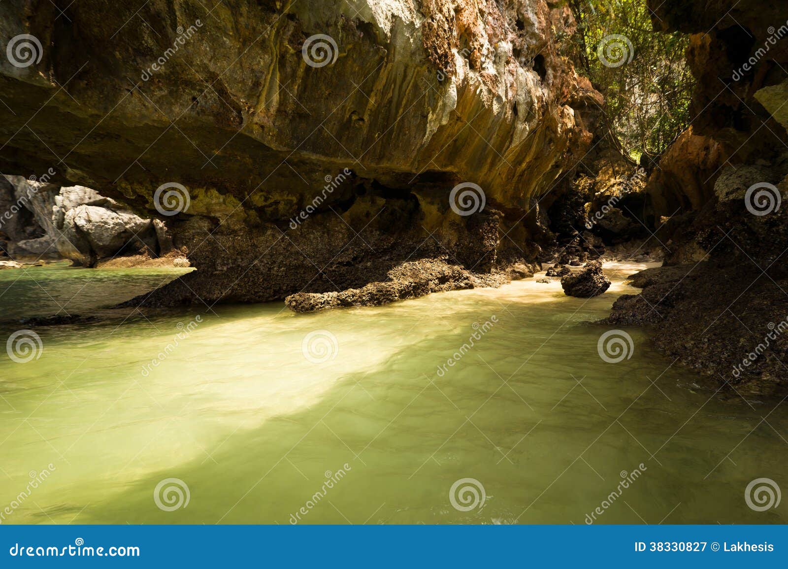 Karst De Structuur Van Het Kalksteenhol Van Tropisch Strand Bij Eiland ...