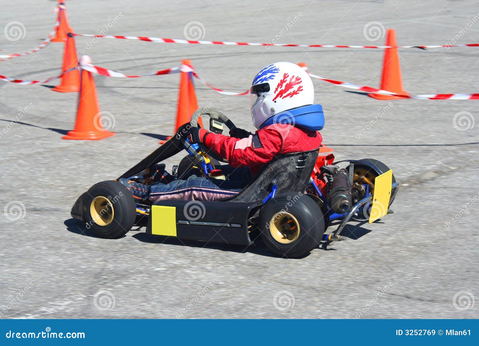Karting image stock. Image du concurrentiel, casque, moteur - 3252769
