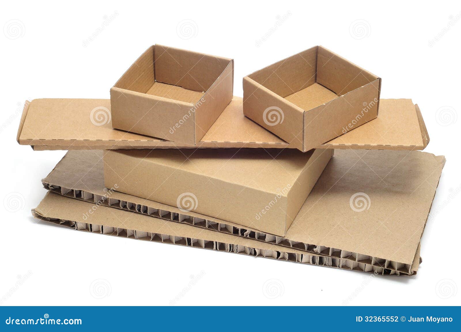 Kartonger och wellpapp arkivfoto. Bild av fiberbord, sändnings - 32365552