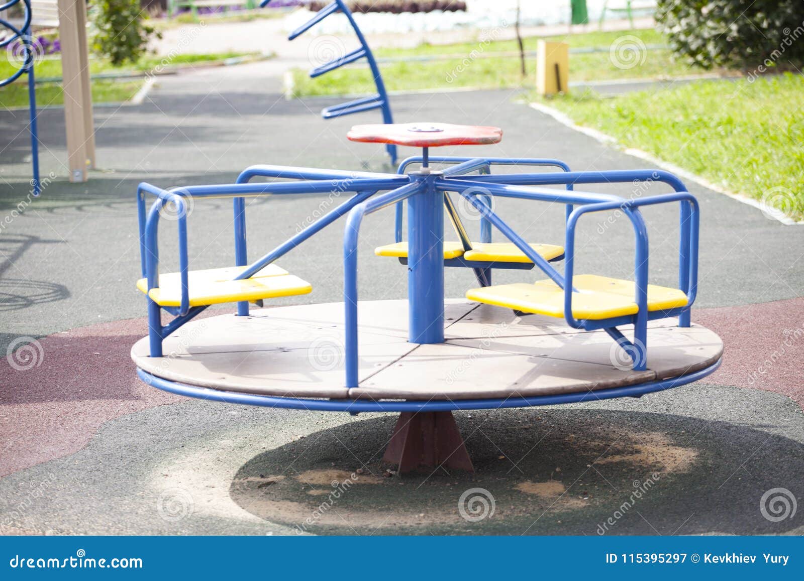 Karussell Auf Kind-` S Spielplatz Stockbild - Bild von vergnügen, bunt ...
