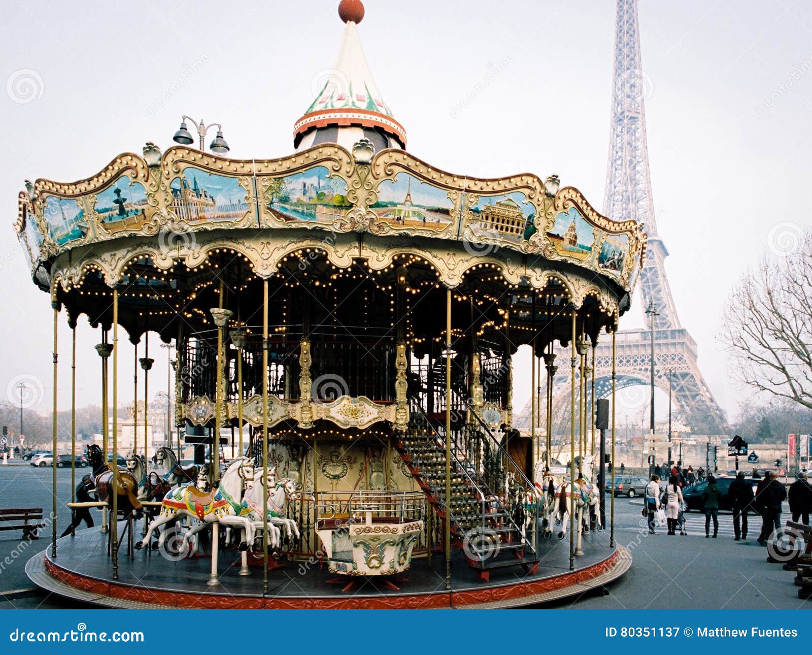 Karussell Und Eiffelturm in Paris, Frankreich Redaktionelles ...