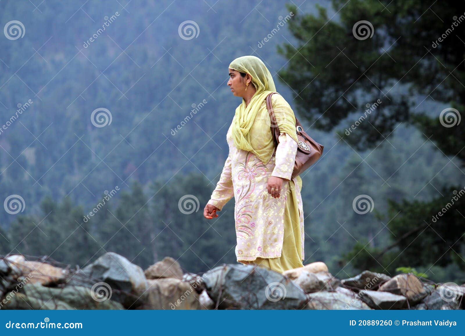 An Old Kashmiri Woman Rowing Her Shikara Boat On Dal Lake In Srinagar ...