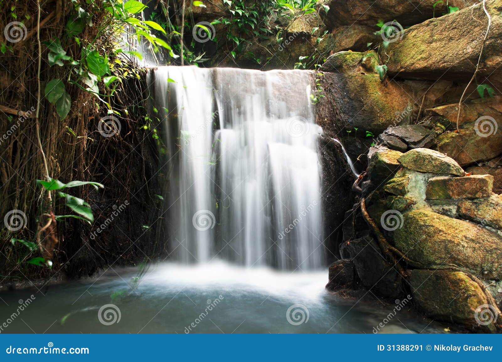 Kaskaden-Wasser. stockbild. Bild von kaskade, thailand - 31388291