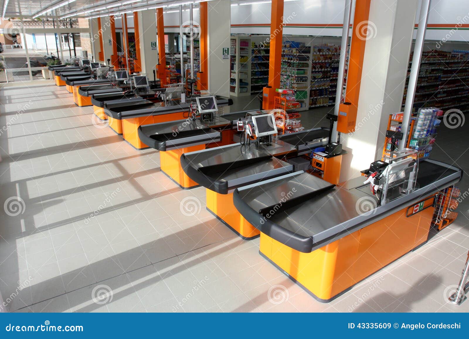 Kassa in een nieuwe opslag redactionele stock afbeelding. Image of ...