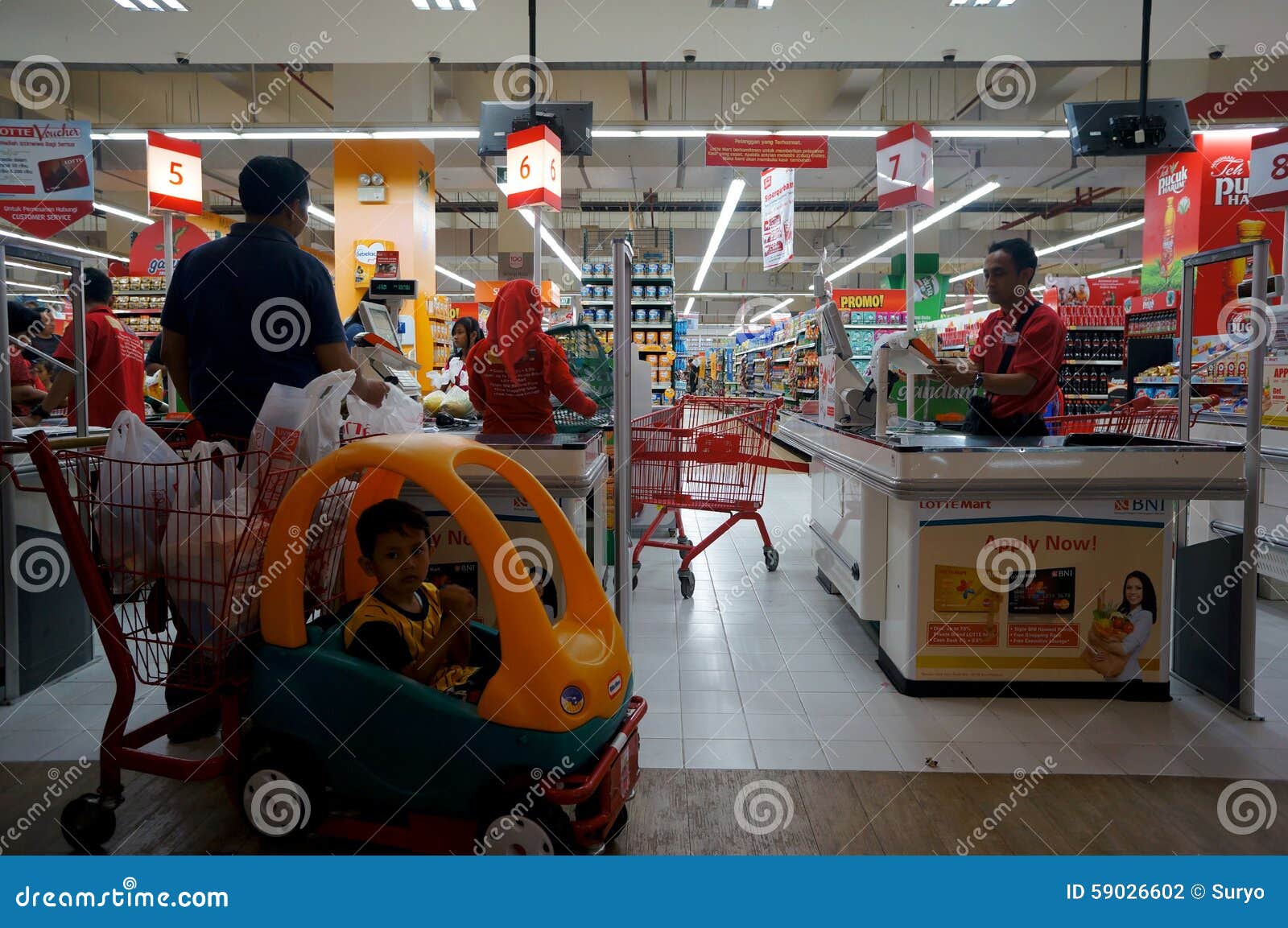 Kassier redactionele fotografie. Image of kopers, supermarkt - 59026602