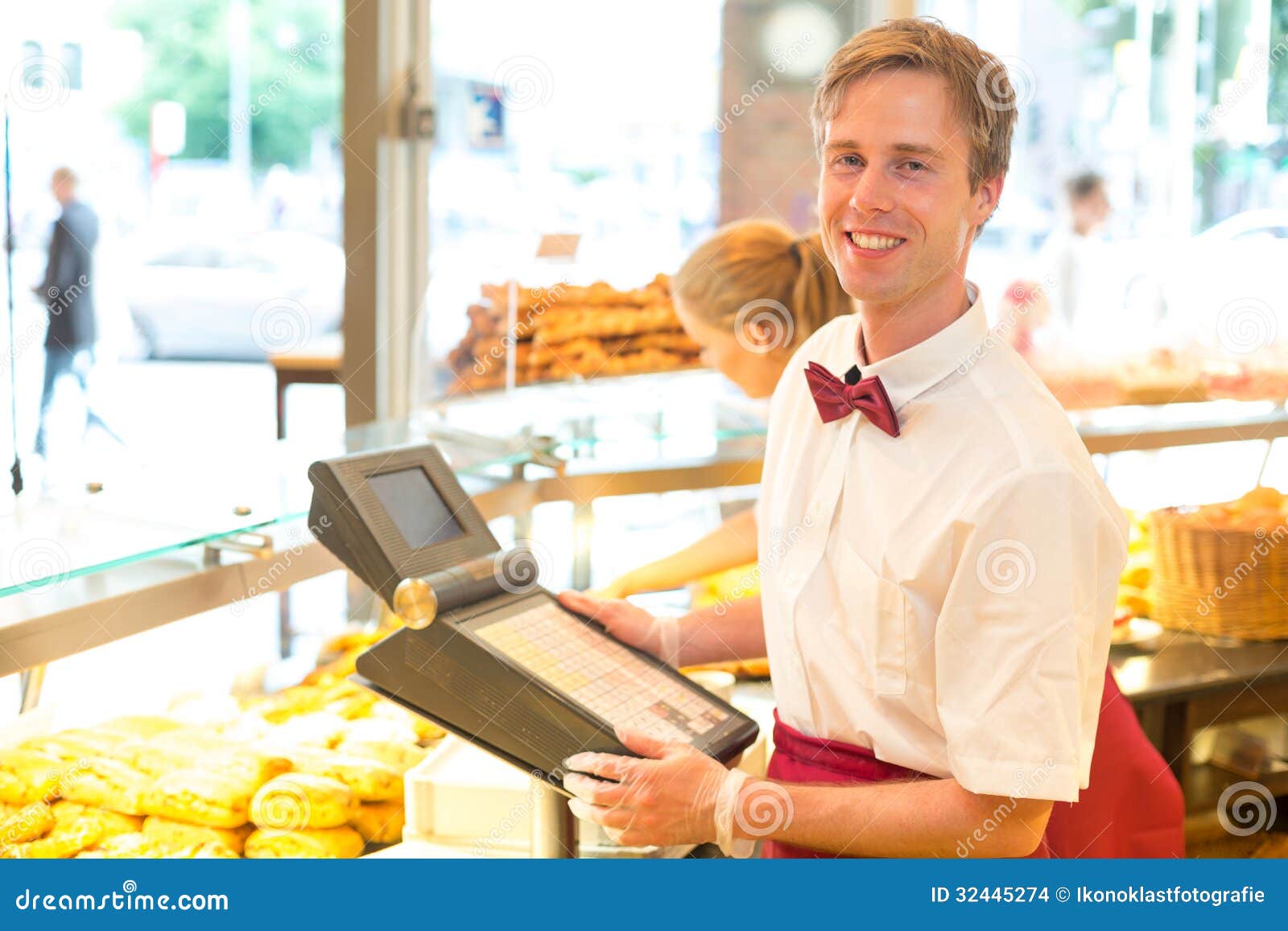 Kassier in De Winkel Van De Bakker Het Stellen Met Kasregister Stock ...