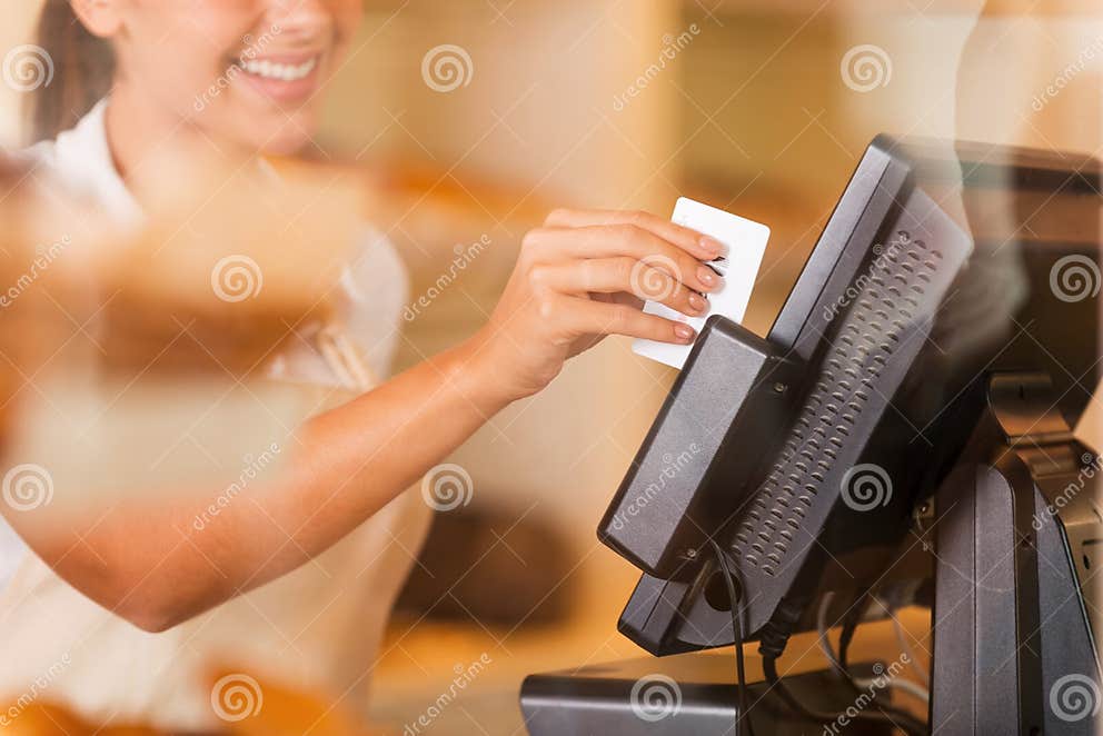 Kassier op het werk stock foto. Image of mooi, kassier - 44055322