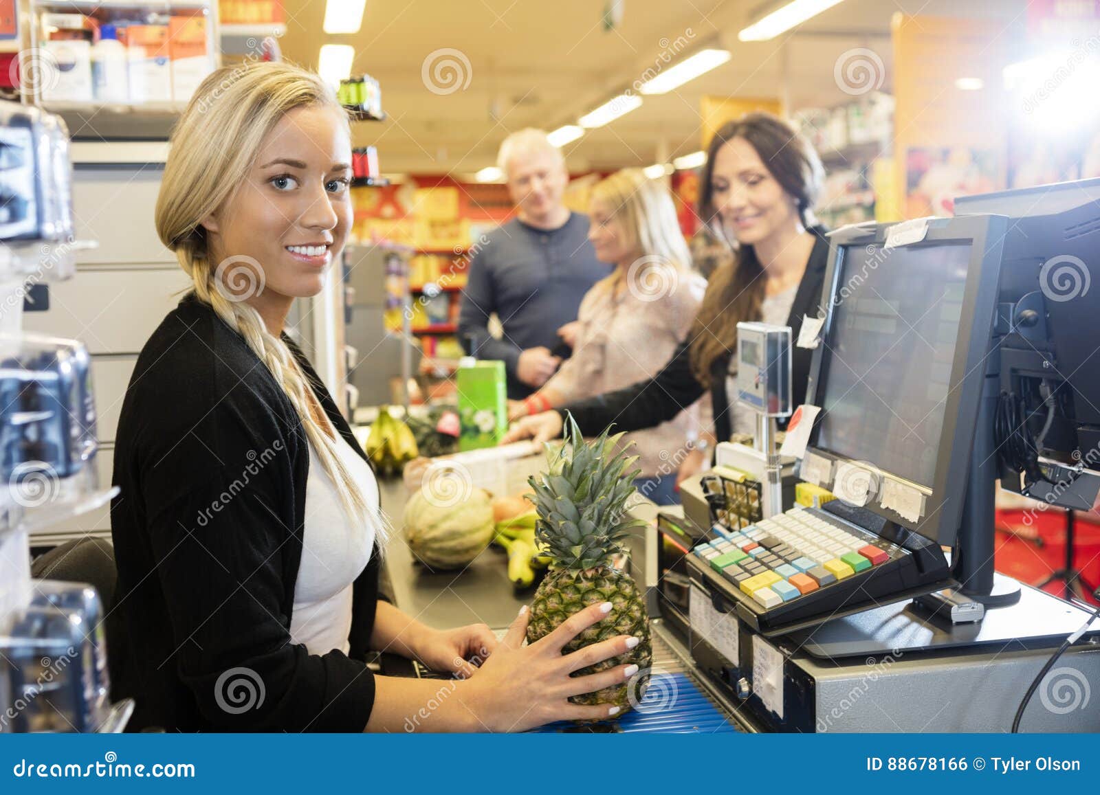 Kassierer-Holding Pineapple at-Kasse Im Supermarkt Stockfoto - Bild von ...