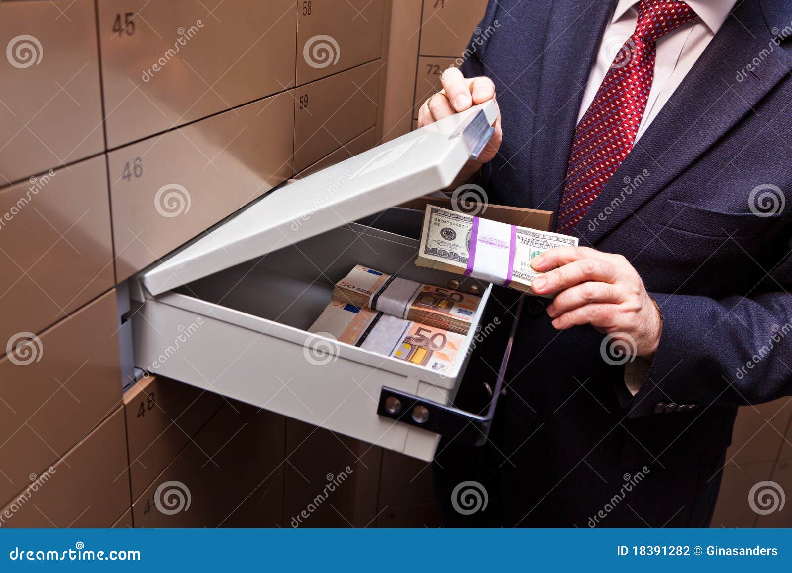 Kast in een bankkluis stock foto. Image of geneesmiddel - 18391282