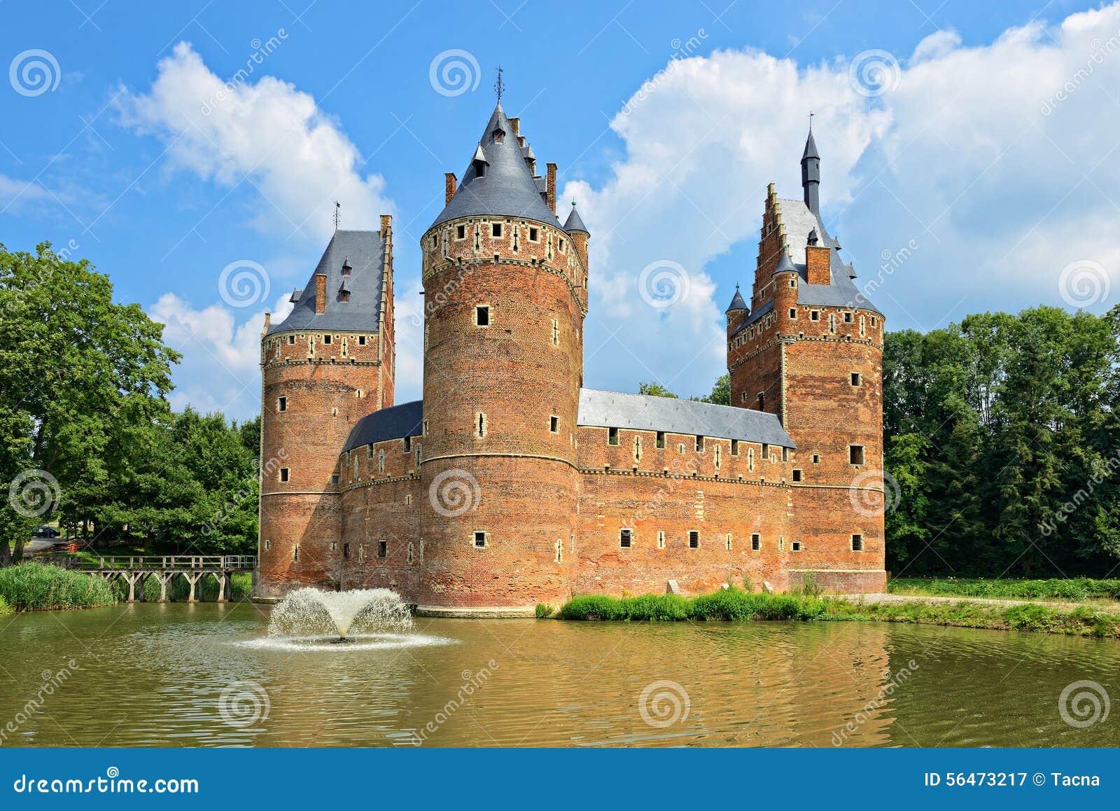 Kasteel Beersel in België stock afbeelding. Image of meer - 56473217