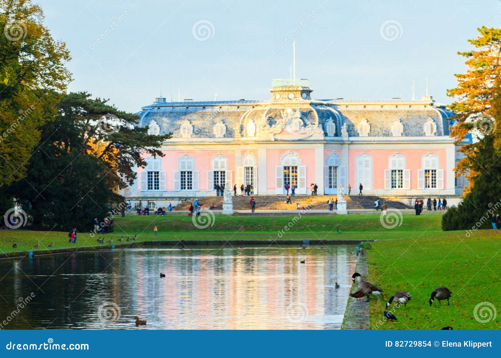 Kasteel Benrath in Dusseldorf-Benrath Redactionele Stock Afbeelding ...