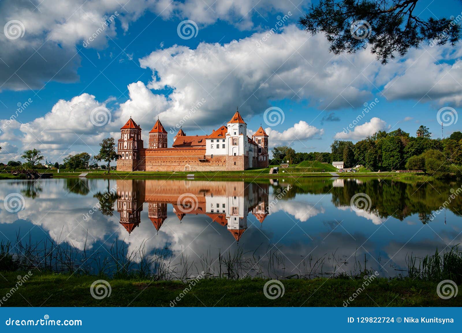 Kasteel Mir in Wit-Rusland stock foto. Image of gebouw - 129822724