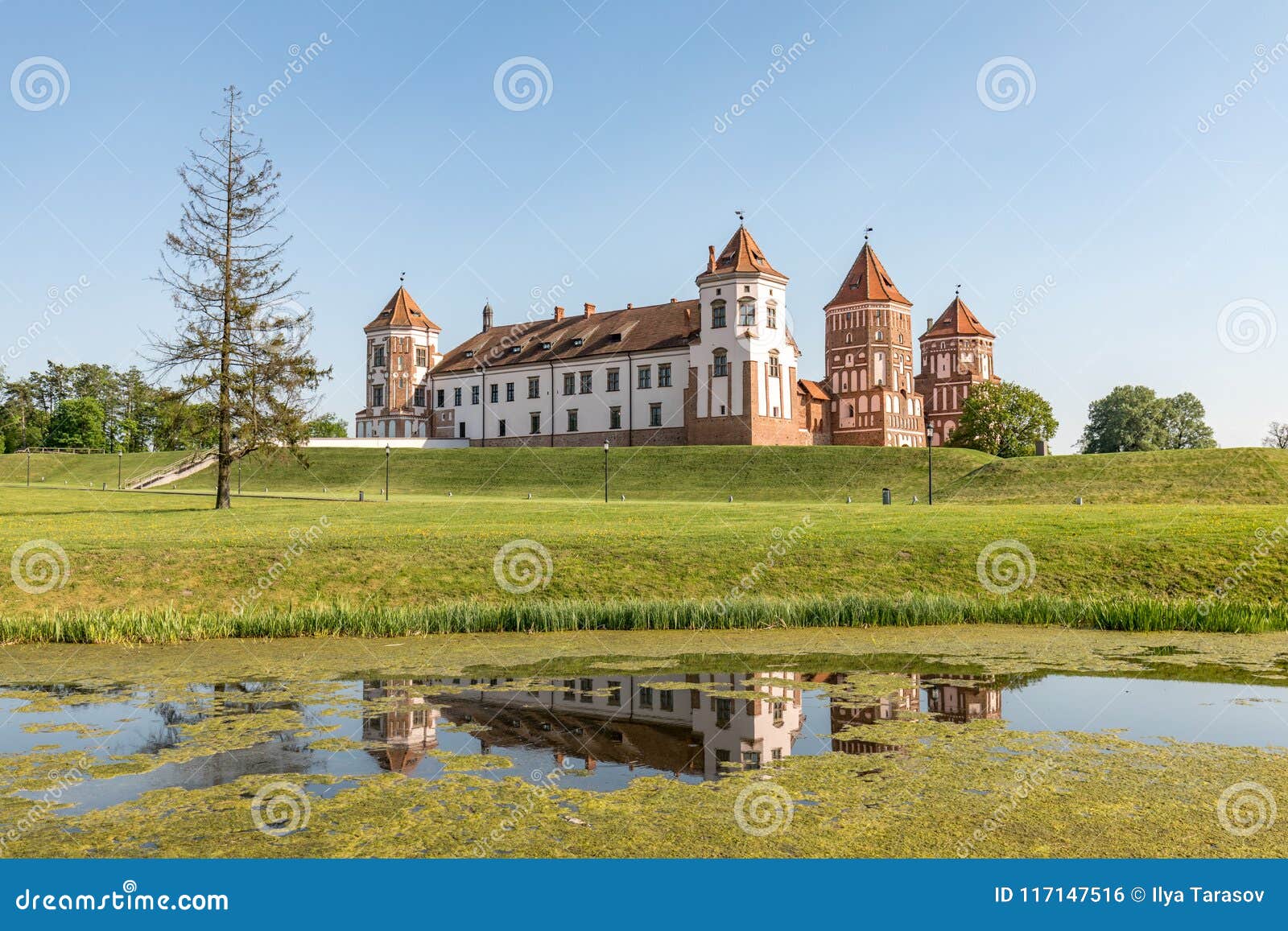 Kasteel Mir in Wit-Rusland Bij Dag Stock Foto - Image of architecturaal ...