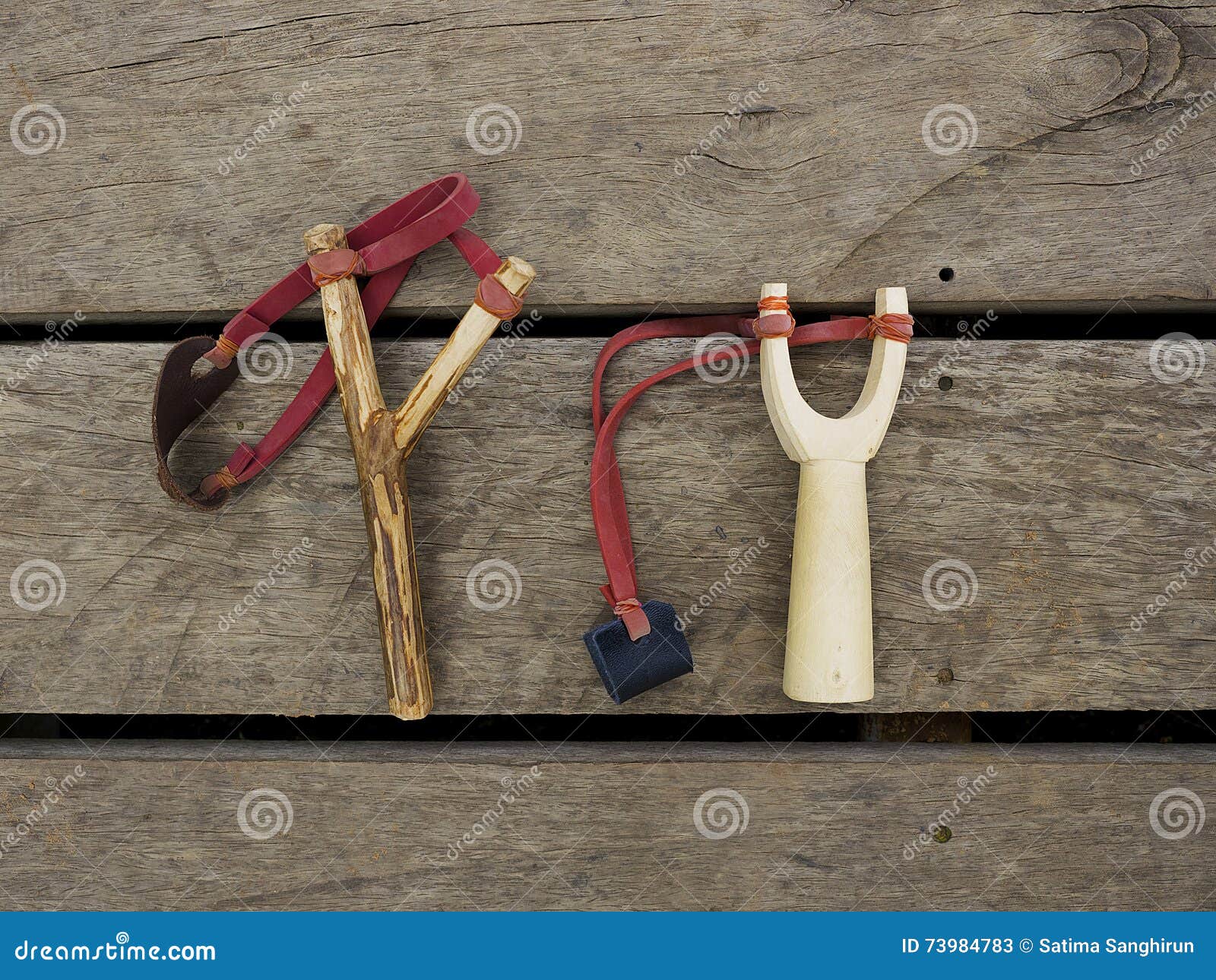 Katapulte auf Bretterboden stockbild. Bild von saatgut - 73984783