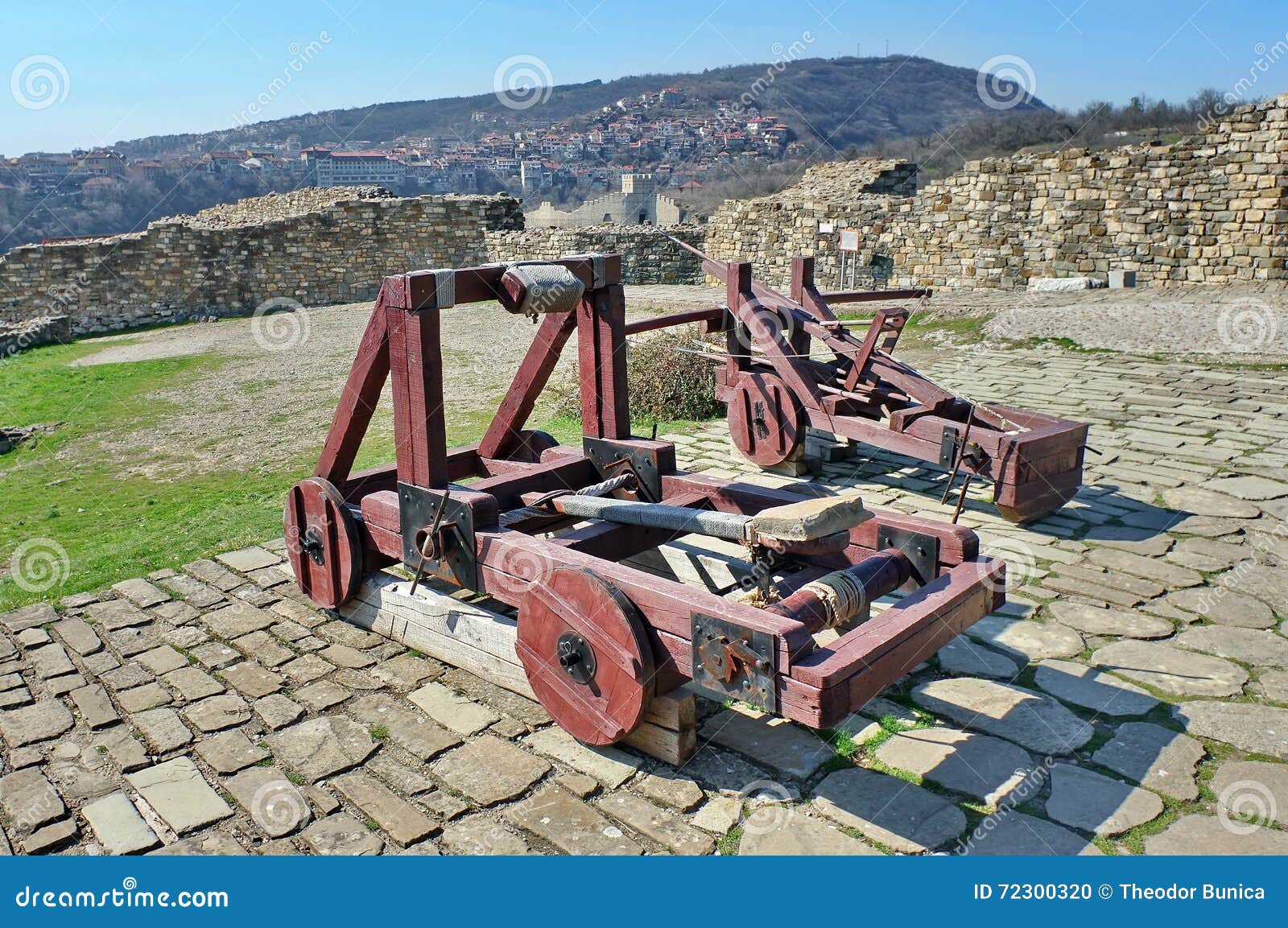 Katapulte in Der Tsarevets-Festung Stockfoto - Bild von blau ...