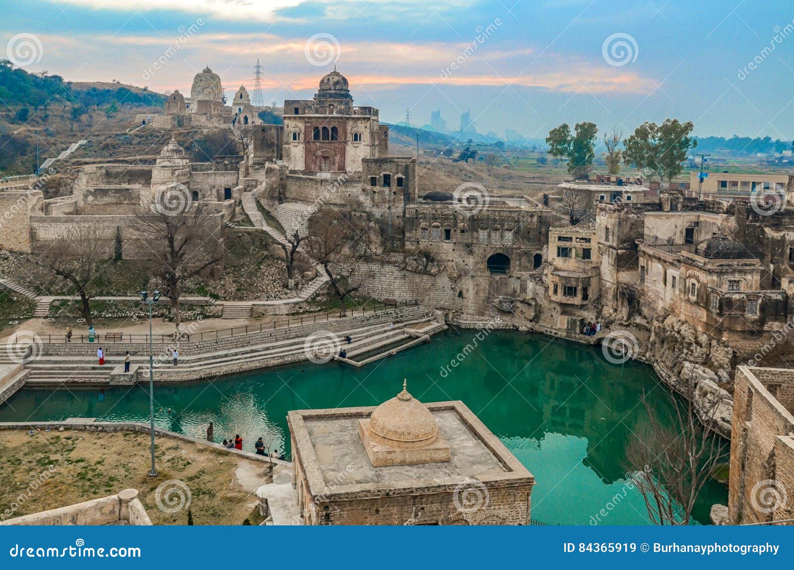 Katas Raj Temples Pakistan imagen de archivo. Imagen de mirando - 84365919