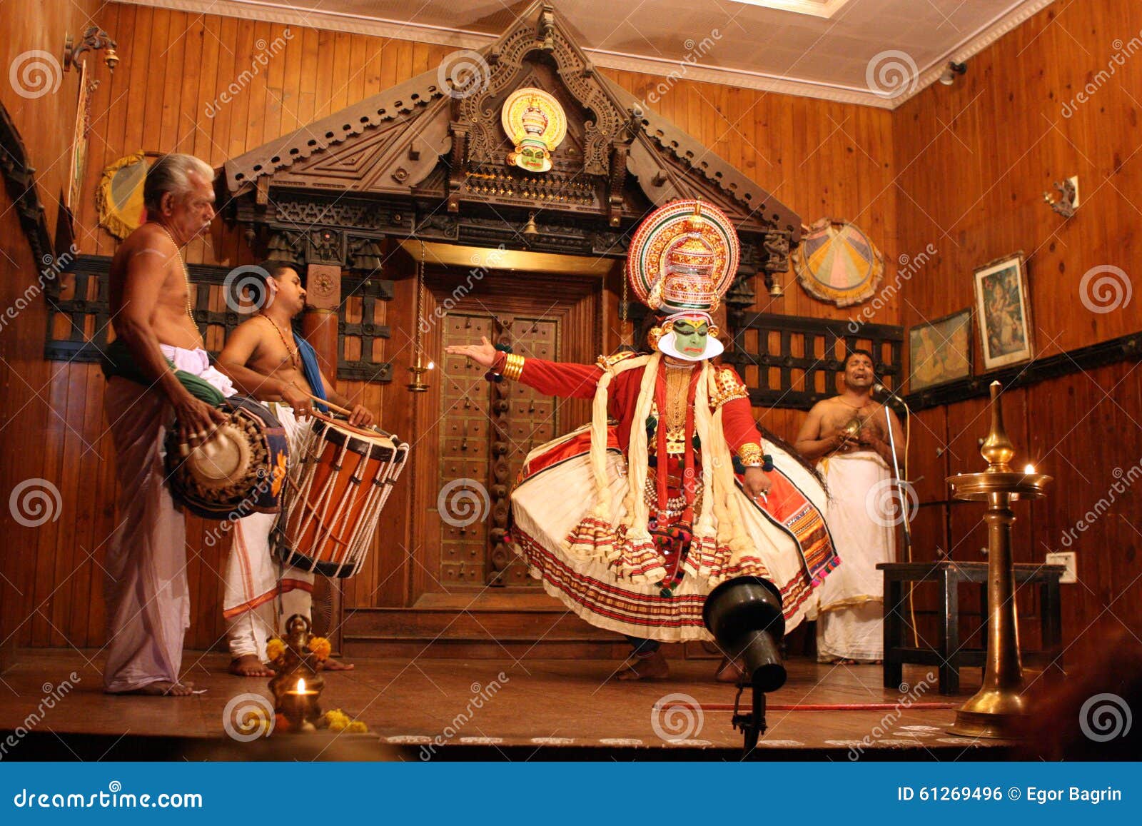 Kathakali redaktionelles foto. Bild von instrumente, feiertag - 61269496