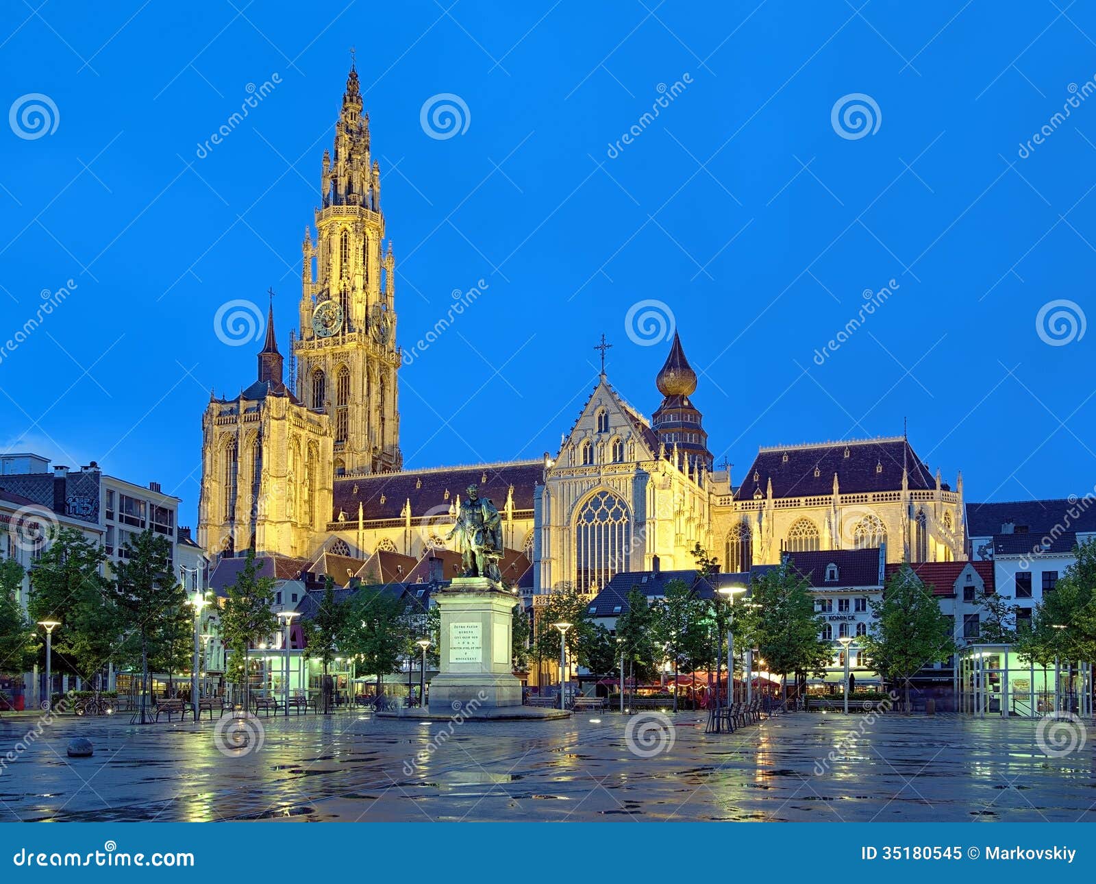 Kathedrale Und Statue Von Peter Paul Rubens in Antwerpen am Abend ...