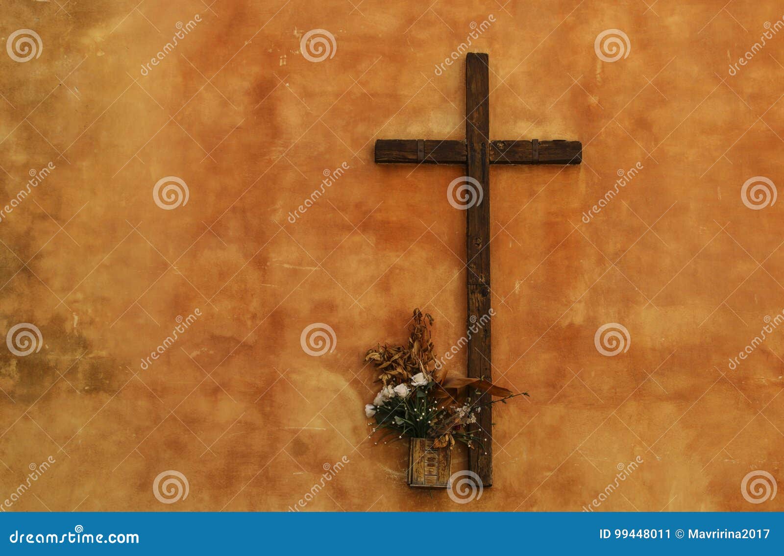 Katholiek kruis op de muur stock afbeelding. Image of hemel - 99448011