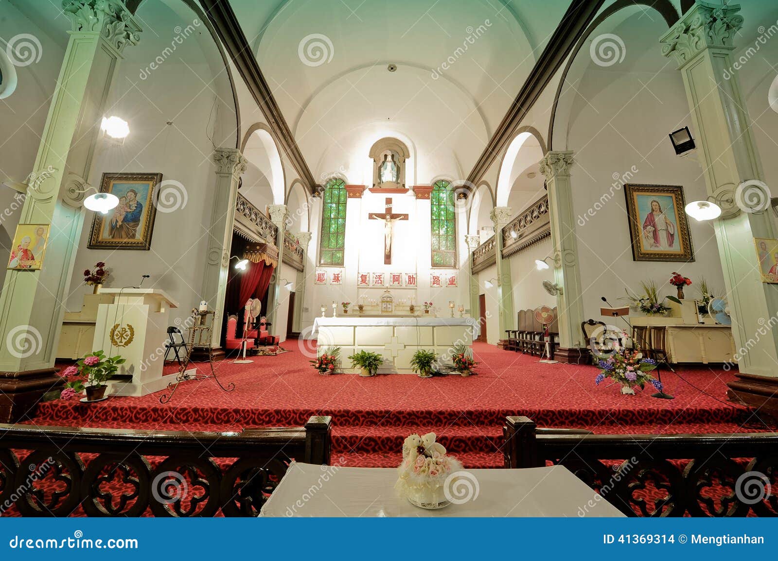 Katholische Kirche-Altar redaktionelles stockbild. Bild von fromm ...
