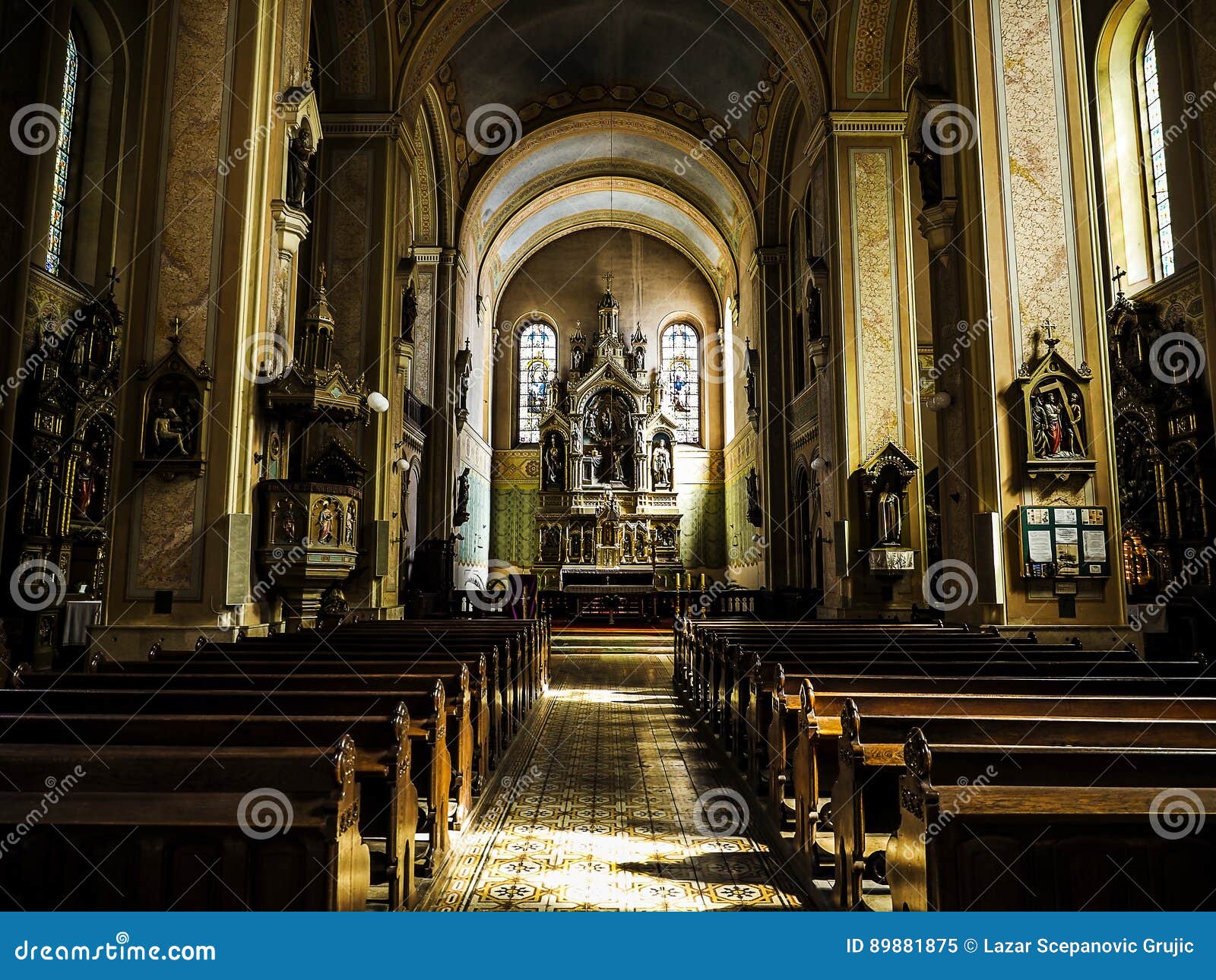 Katholische Kirche-Innenraum Stockbild - Bild von christ, gotisch: 89881875