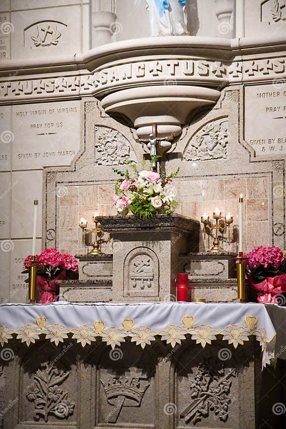 Katholischer Altar stockfoto. Bild von opfer, jesus, anbetung - 4824862