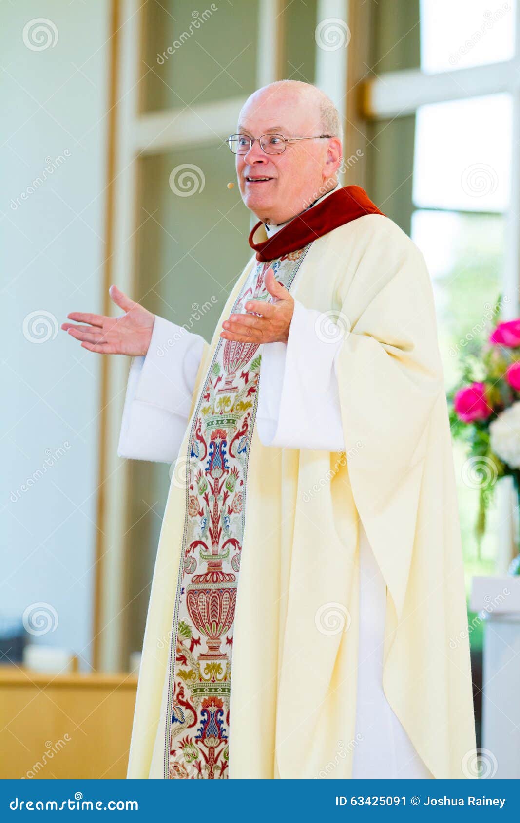 Katholischer Priester Bei Parrish Redaktionelles Foto - Bild von ...