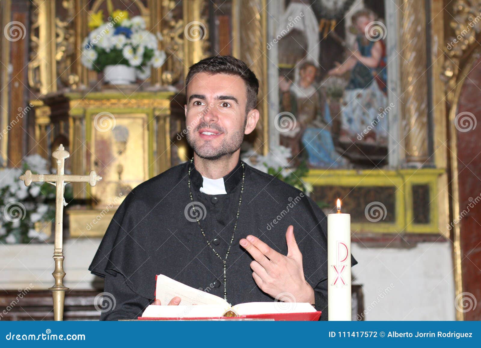 Katholischer Priester, Der Die Bibel Liest Stockfoto - Bild von gebet ...