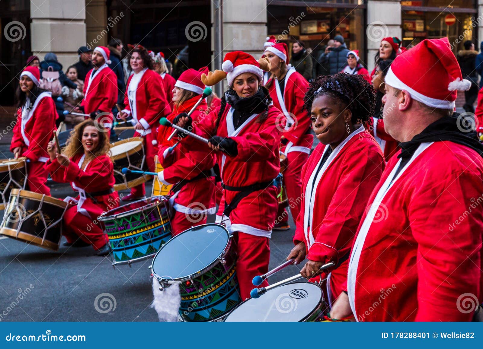 Katumba Bloco in Santa Suits Editorial Photo - Image of drum, troupe ...