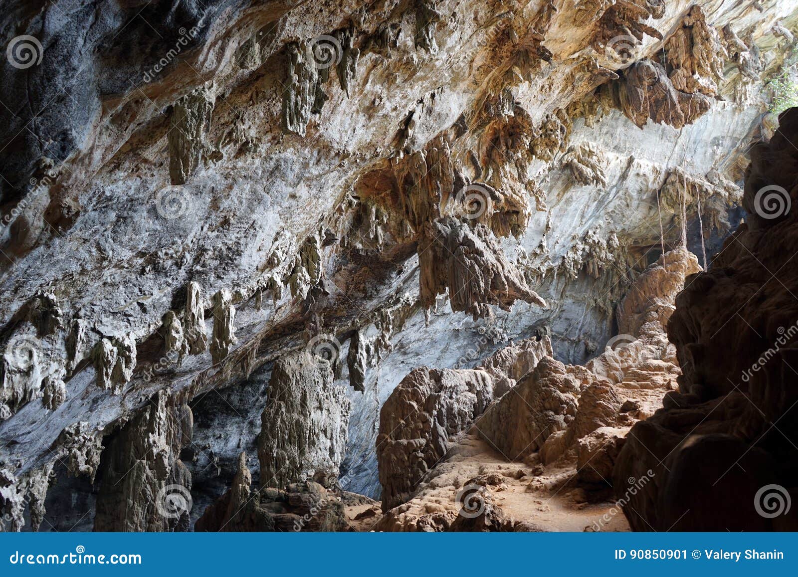 Kaw Goon cave editorial photo. Image of speleothem, terrain - 90850901