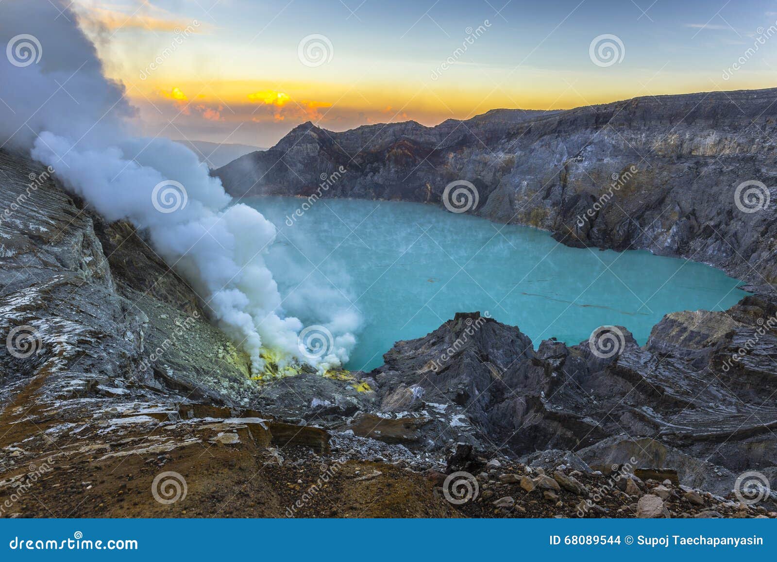 Kawah ijen vulkaan stock foto. Image of oost, rook, krater - 68089544
