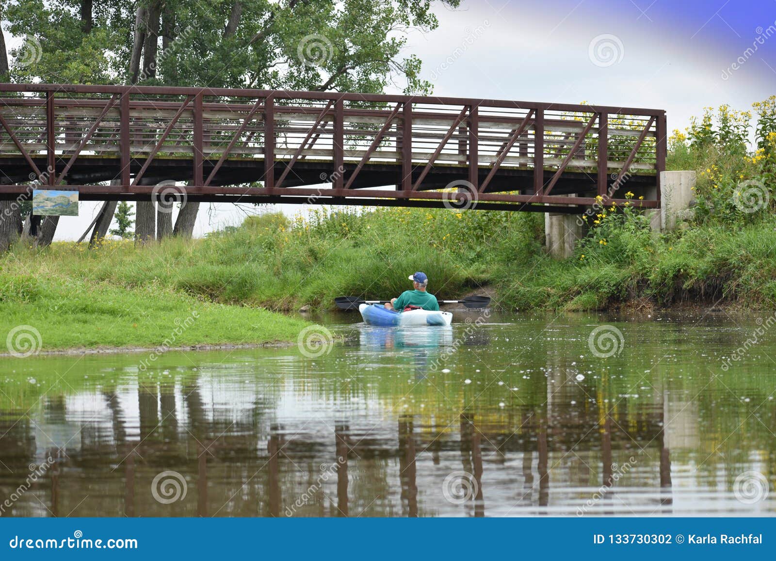 Kayak going under bridge editorial photography. Image of bridge - 133730302