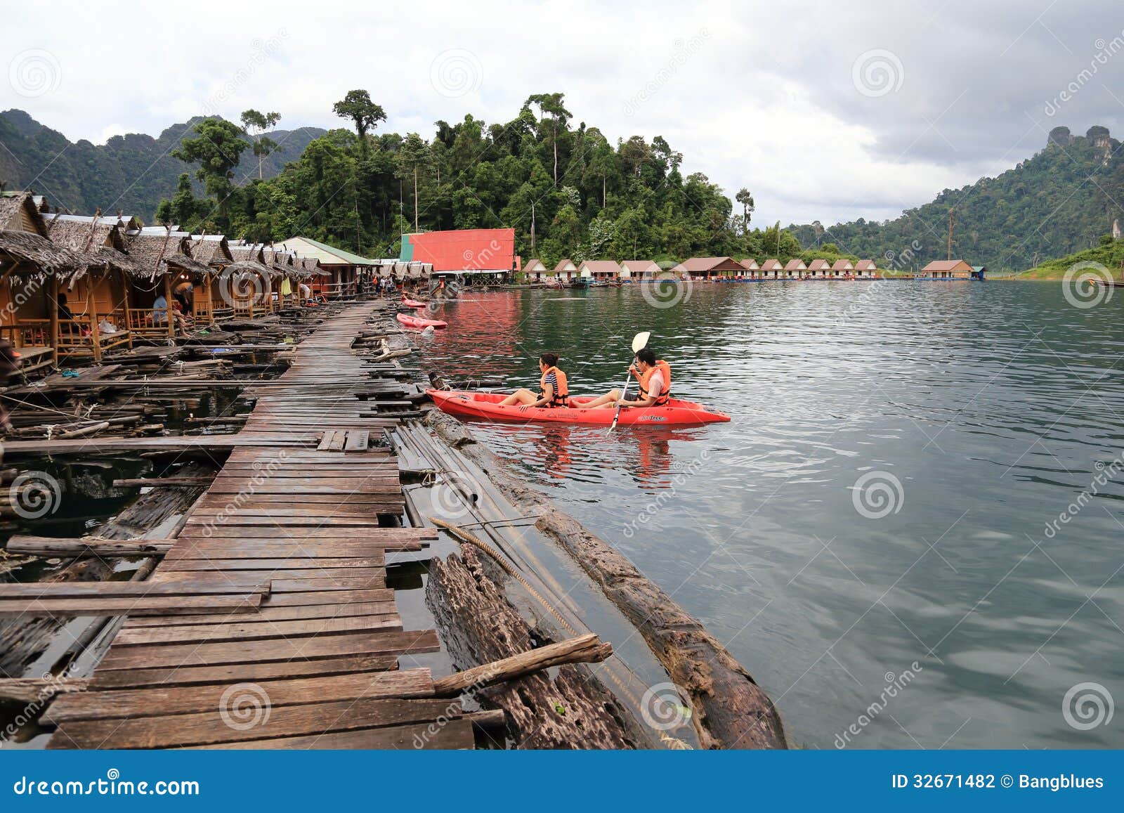 Kayak at Ratchaprapa Dam editorial photography. Image of river - 32671482