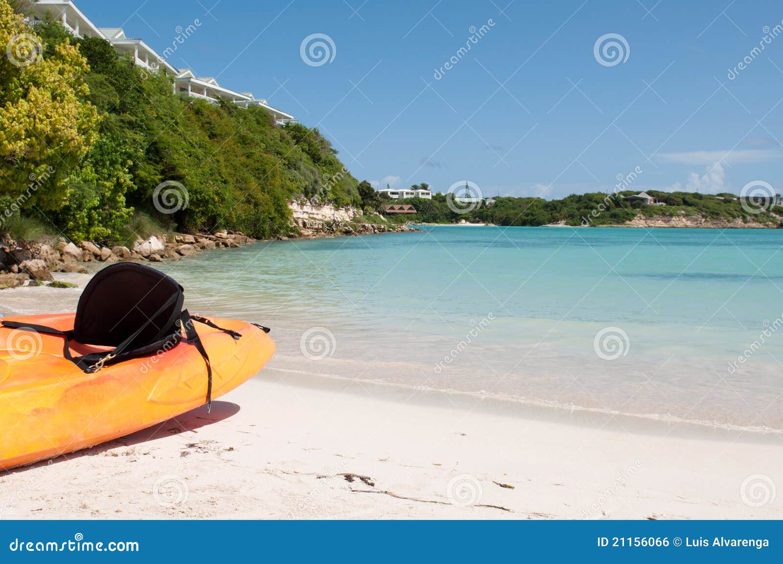 Kayak sur la plage photo stock. Image du idyllique, île - 21156066